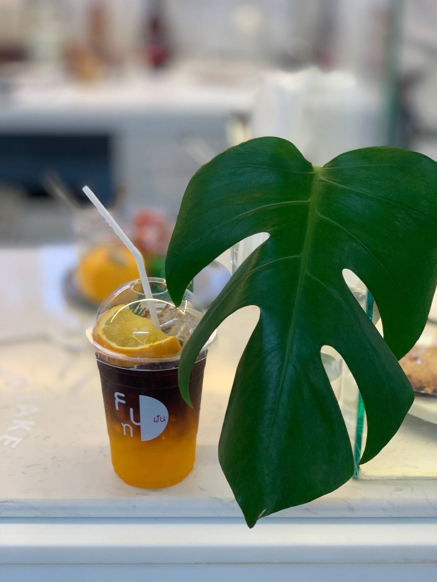 รีวิว FUN Cafe Bangkok มหาพฤฒาราม - วาดเขียนบนเค้ก คาเฟ่ใหม่ในโทนสีขาว