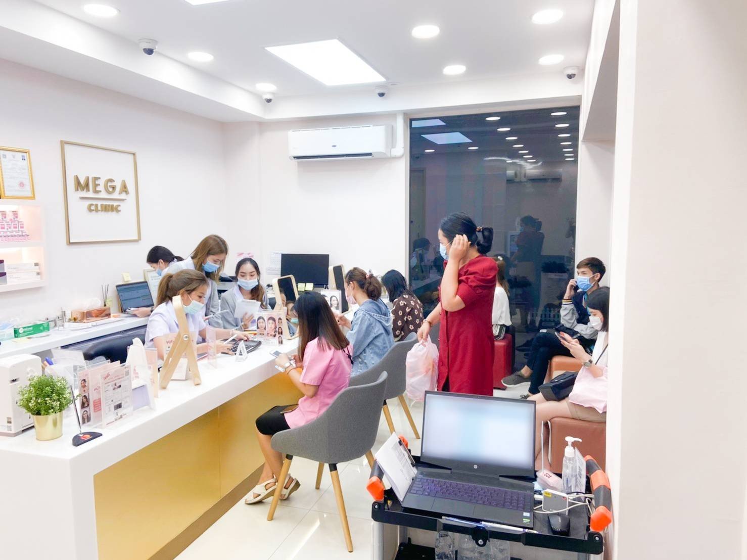 ร้าน MEGA CLINIC (เมกะคลินิก) สยามสแควร์