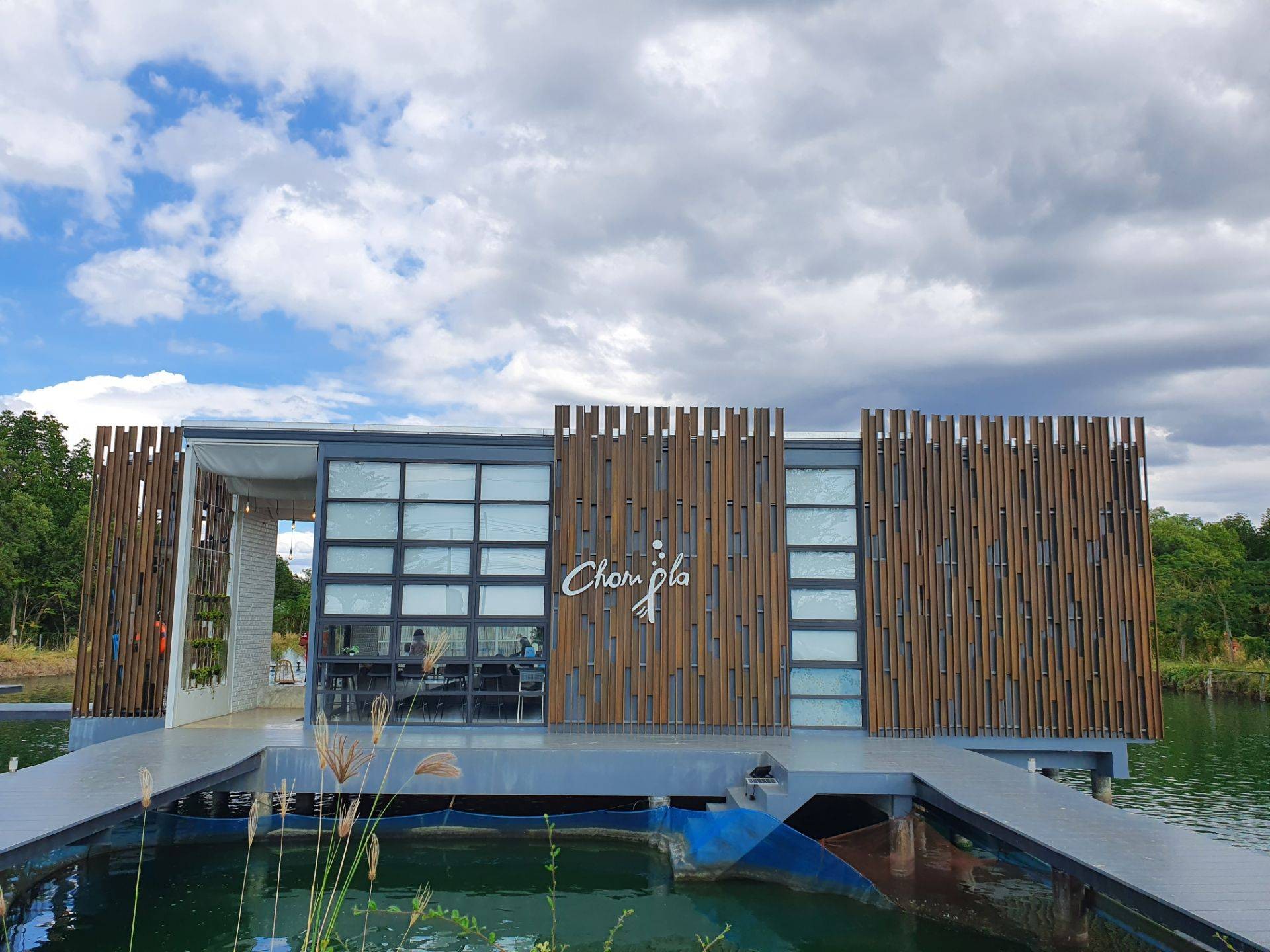 รูป ชมปลาคาเฟ่ จันทบุรี