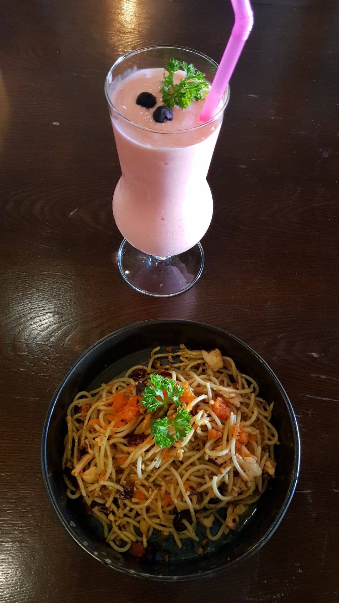 สปาเก็ตตี้พริกแห้งแซลมอนไข่กุ้ง • & Strawberry Smoothie ร้าน Palate Bar ...