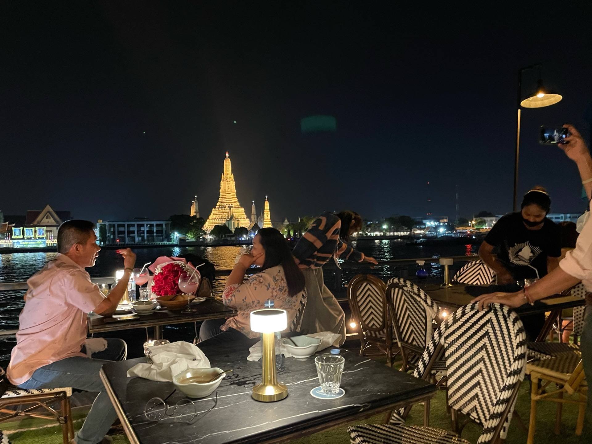 รีวิว Rongros ถนนมหาราช - ร้านอาหารวิวดี พระอาทิตย์ตก วิววัดอรุณ