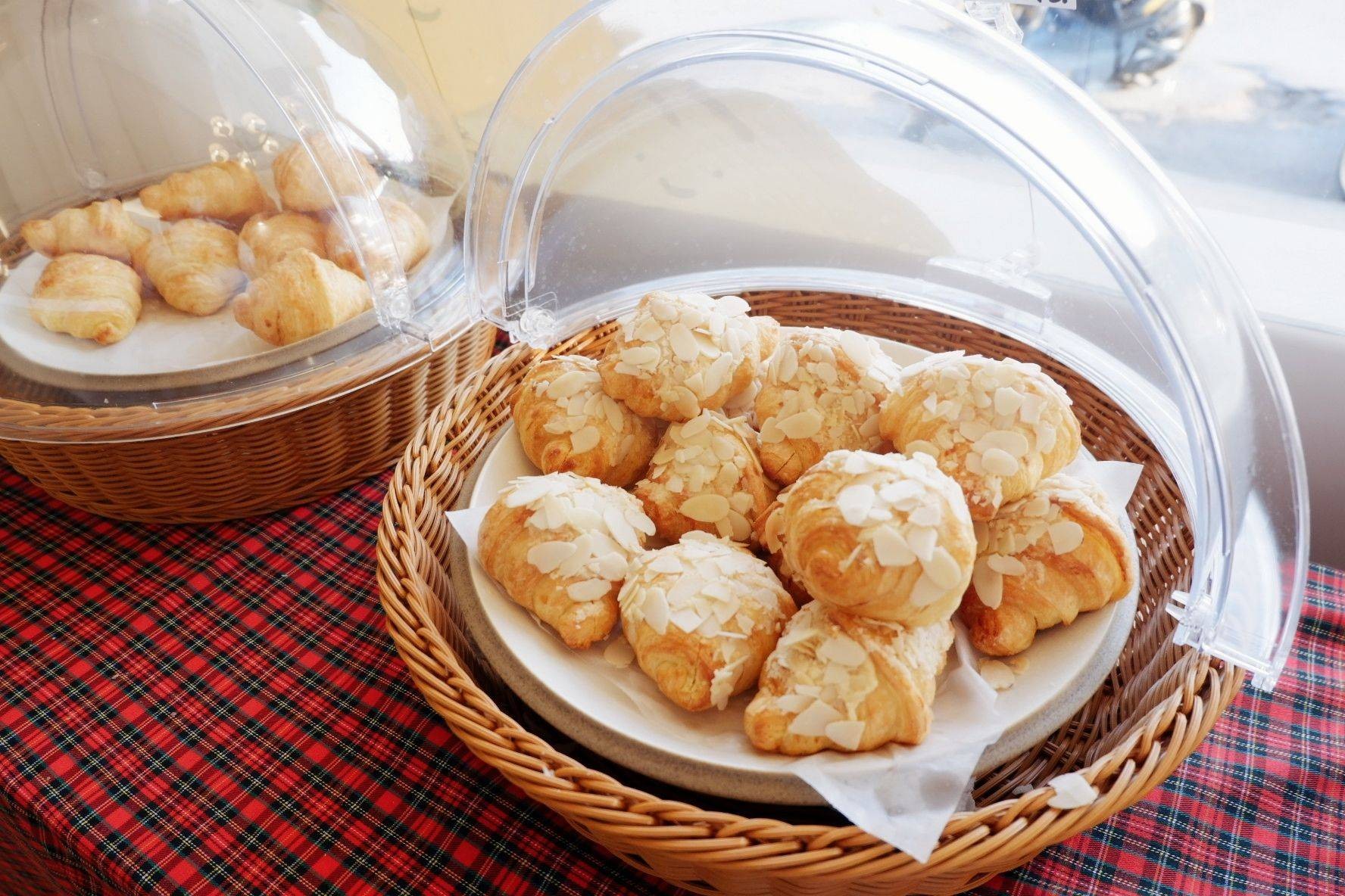 ALMOND CROISSANT ร้าน ซันมูนเบค