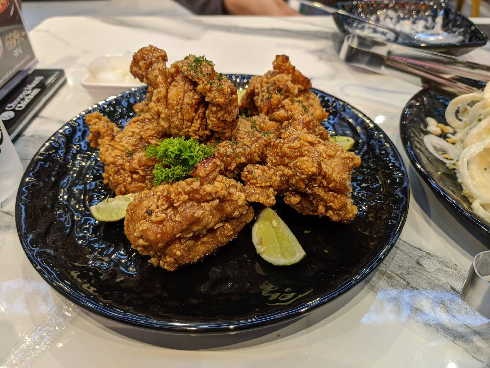 รูป Choongman Chicken ชั้น5 ออกจากลิฟต์แก้วลิฟต์กลางเลี้ยวซ้ายติดกับ ...