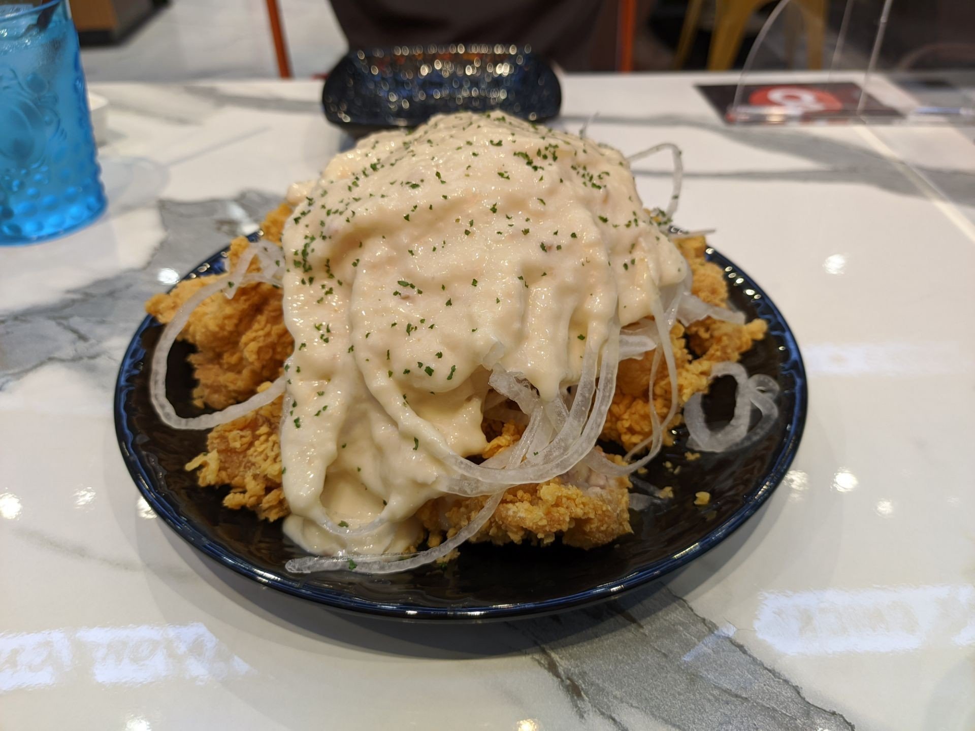 รูป Choongman Chicken ชั้น5 ออกจากลิฟต์แก้วลิฟต์กลางเลี้ยวซ้ายติดกับ ...