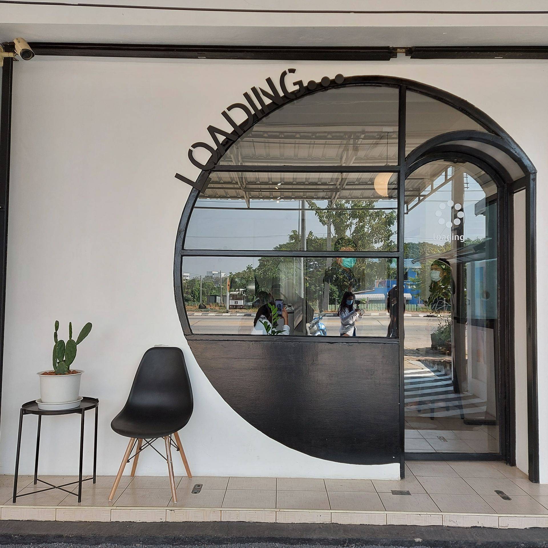 รีวิว Loading Cafe ลำปาง - คาเฟ่โทนขาว สว่าง กาแฟดี