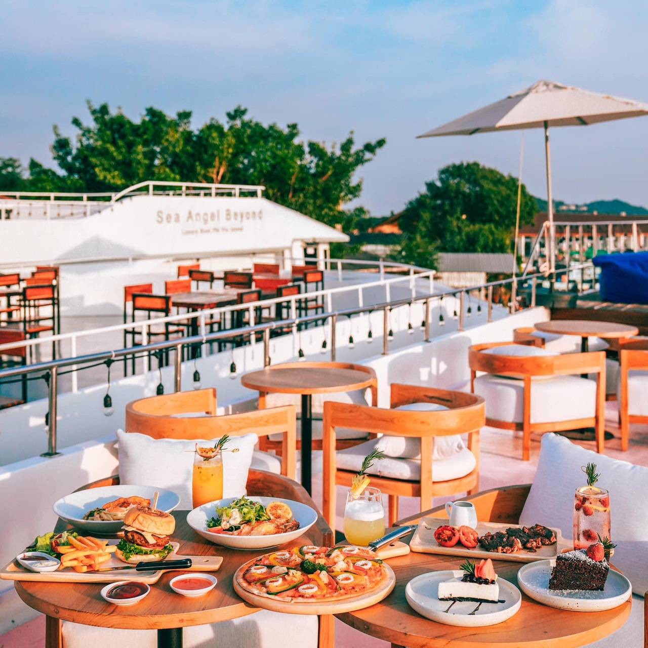 รีวิว Sea Angel Boat Club - นั่งสบาย อาหารอร่อย