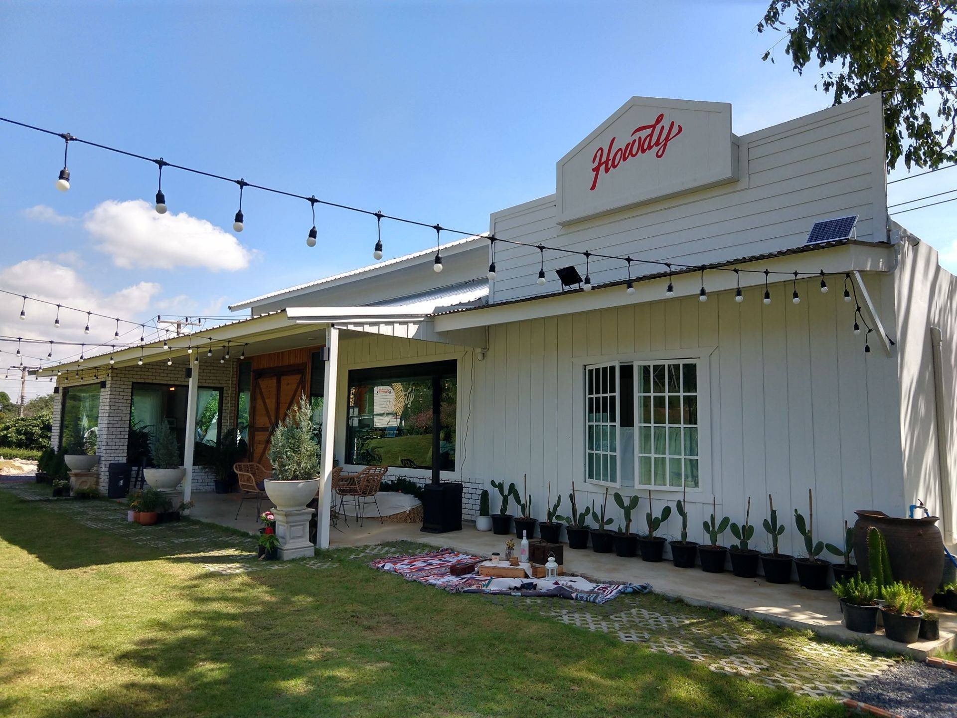 รีวิว Howdy Cafe&bistro - ร้านน่ารักบนเนินเขา บรรยากาศดี มีน้ำเก๊กฮวย