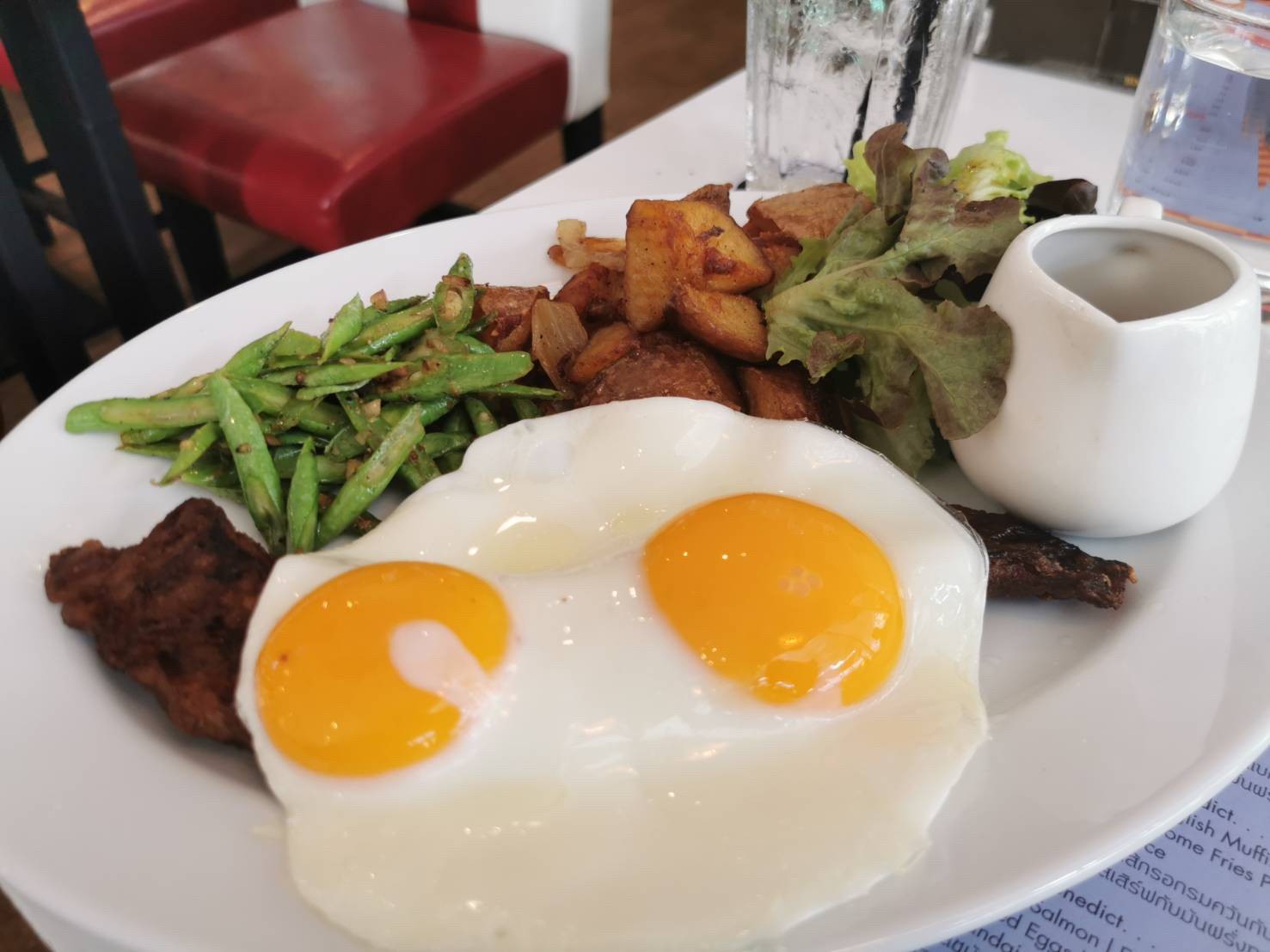 สเต็กเนื้อพื้นท้องกับไข่ดาว ร้าน Mickey's Diner BKK - Wongnai