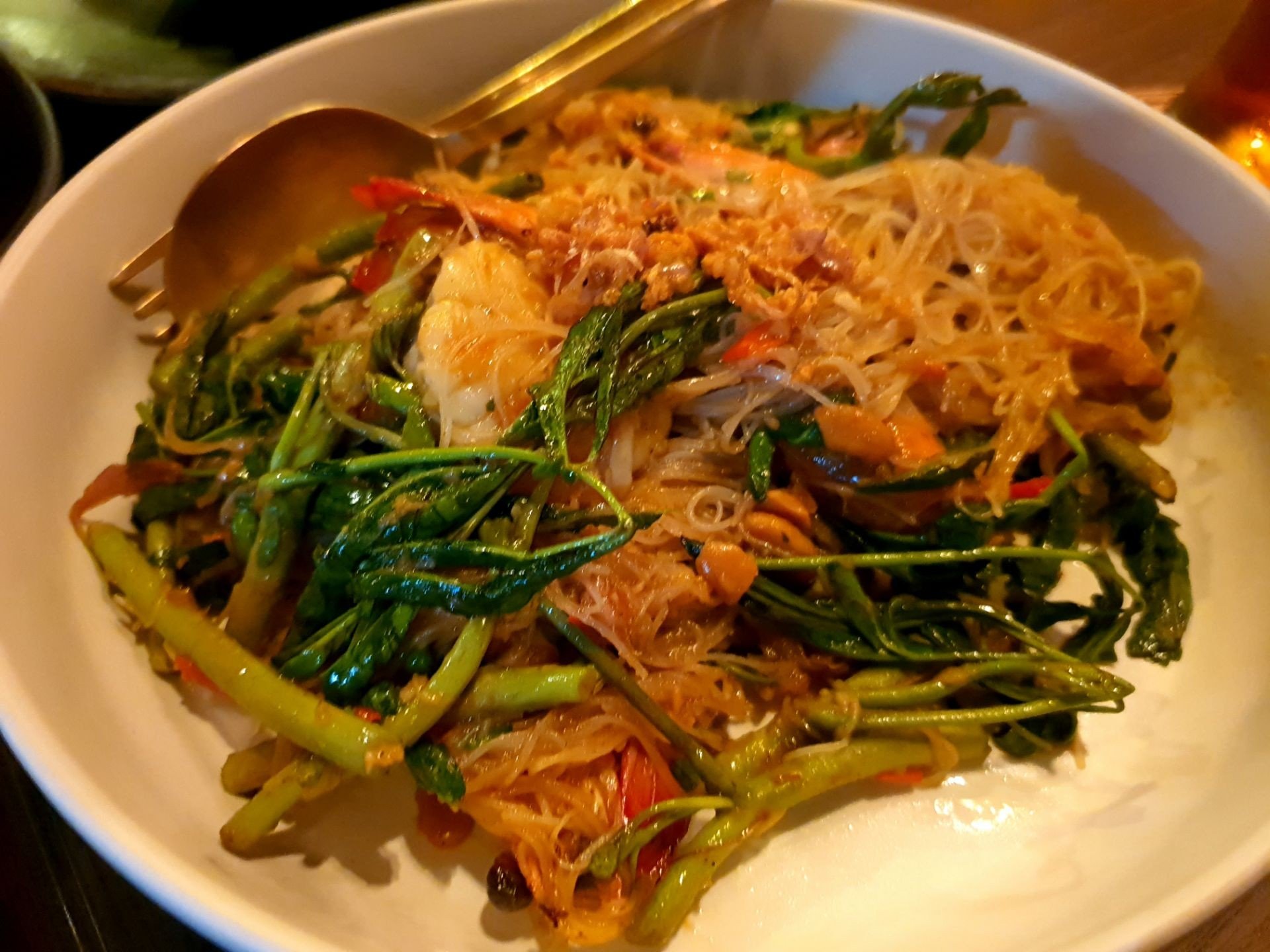 หมี่ผัดกระเฉดกุ้ง • อร่อย ร้าน Tha Arun - Wongnai