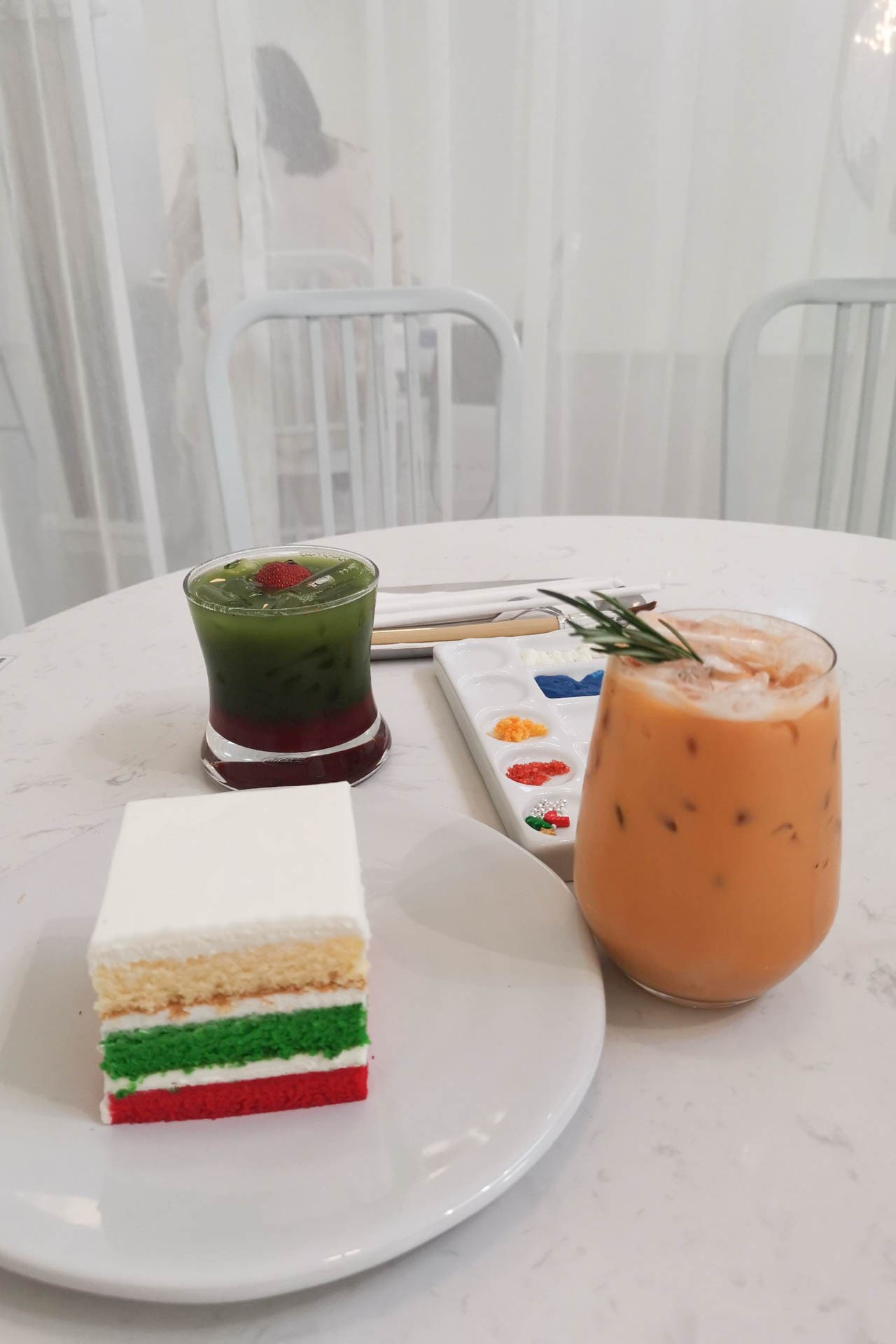 [รีวิว] FUN Cafe Bangkok สนุกสมชื่อ เพราะเป็นคาเฟ่แต่งหน้าเค้กเองได้!