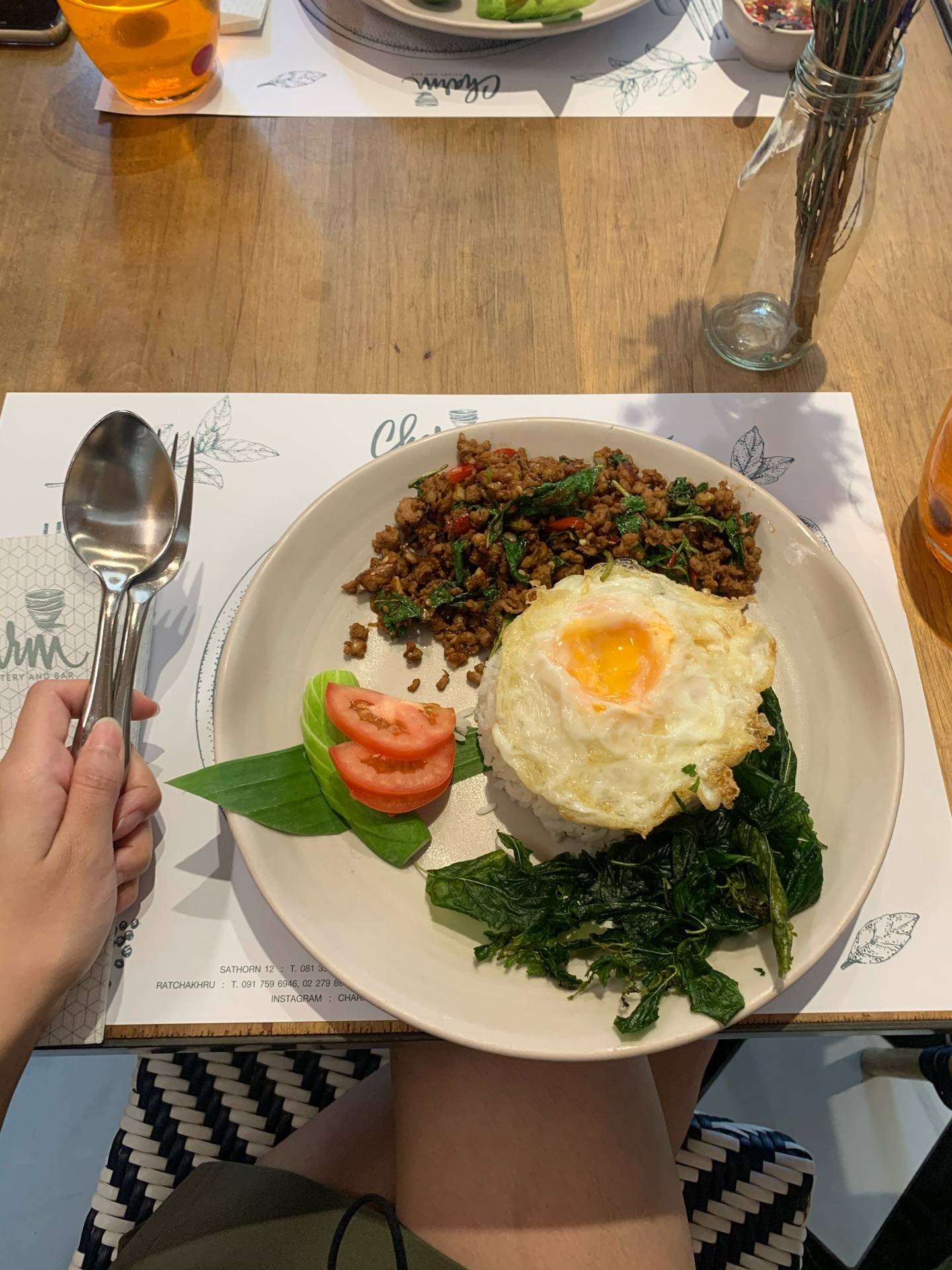 พิซซ่ากระเพราหมู ร้าน Charm Eatery and Bar ราชครู