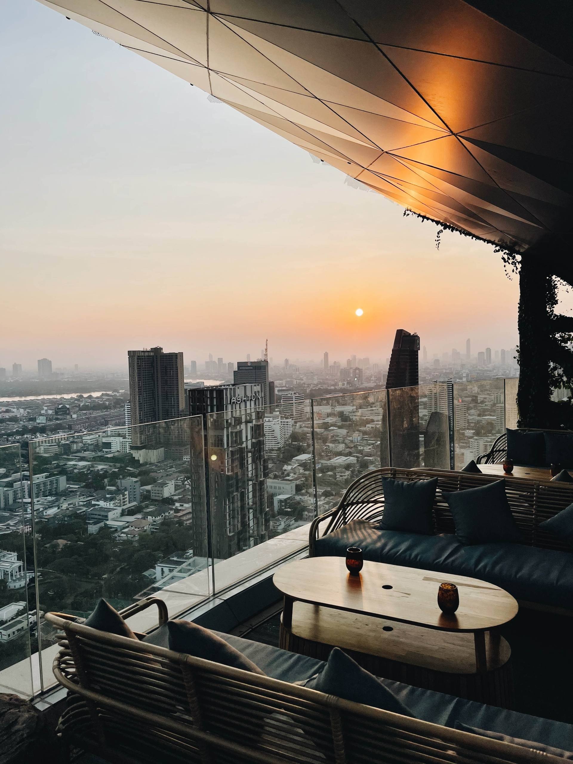 รีวิว Tichuca Rooftop Bar - ให้บริการ Mocktail ไปพลาง ๆ