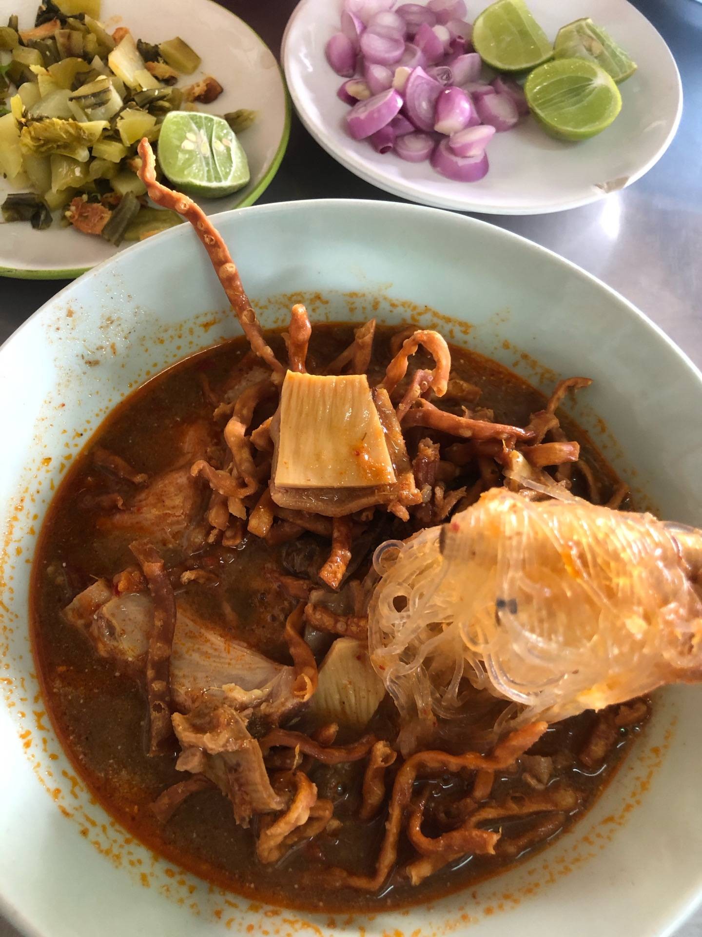 เส้นซอย ซี่โครงหมูตุ๋น+กระเพาะหมู ร้าน ข้าวซอยแม่มณี - Wongnai