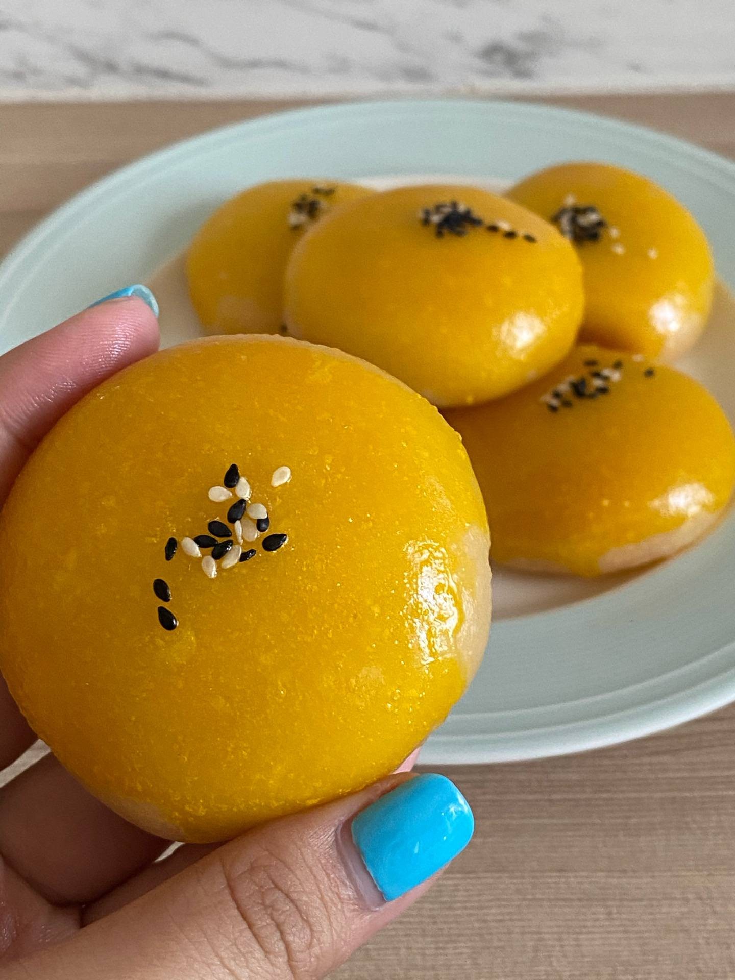 รีวิว Lava Pastry ขนมเปี๊ยะไข่เค็มลาวา - อร่อยมากค่ะ หวานมันส์พอดีค่ะ ...