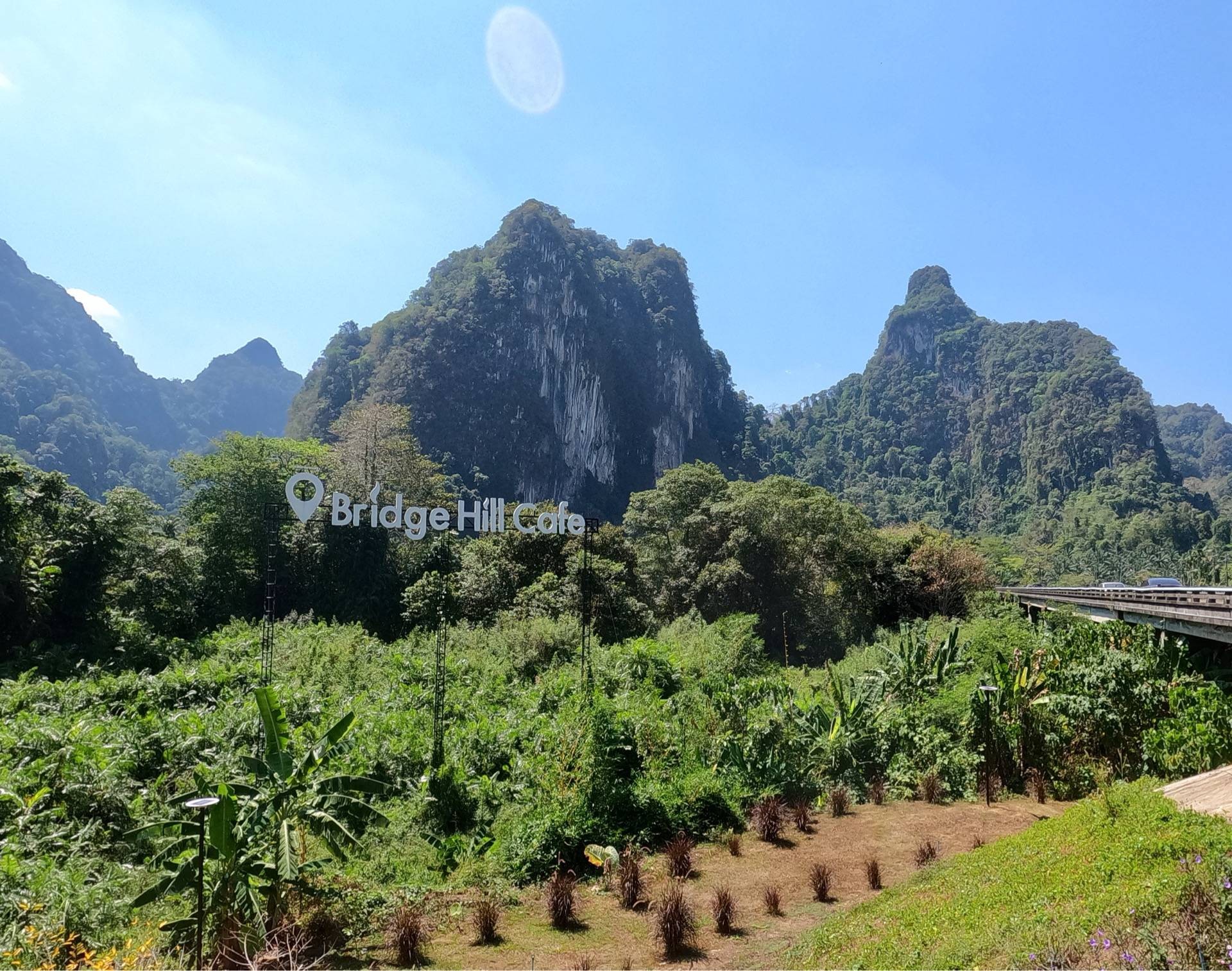รีวิว Bridge Hill Cafe - ร้านกาแฟริมทางเส้นเขาสก วิวดีจิบกาแฟชมภูเขา