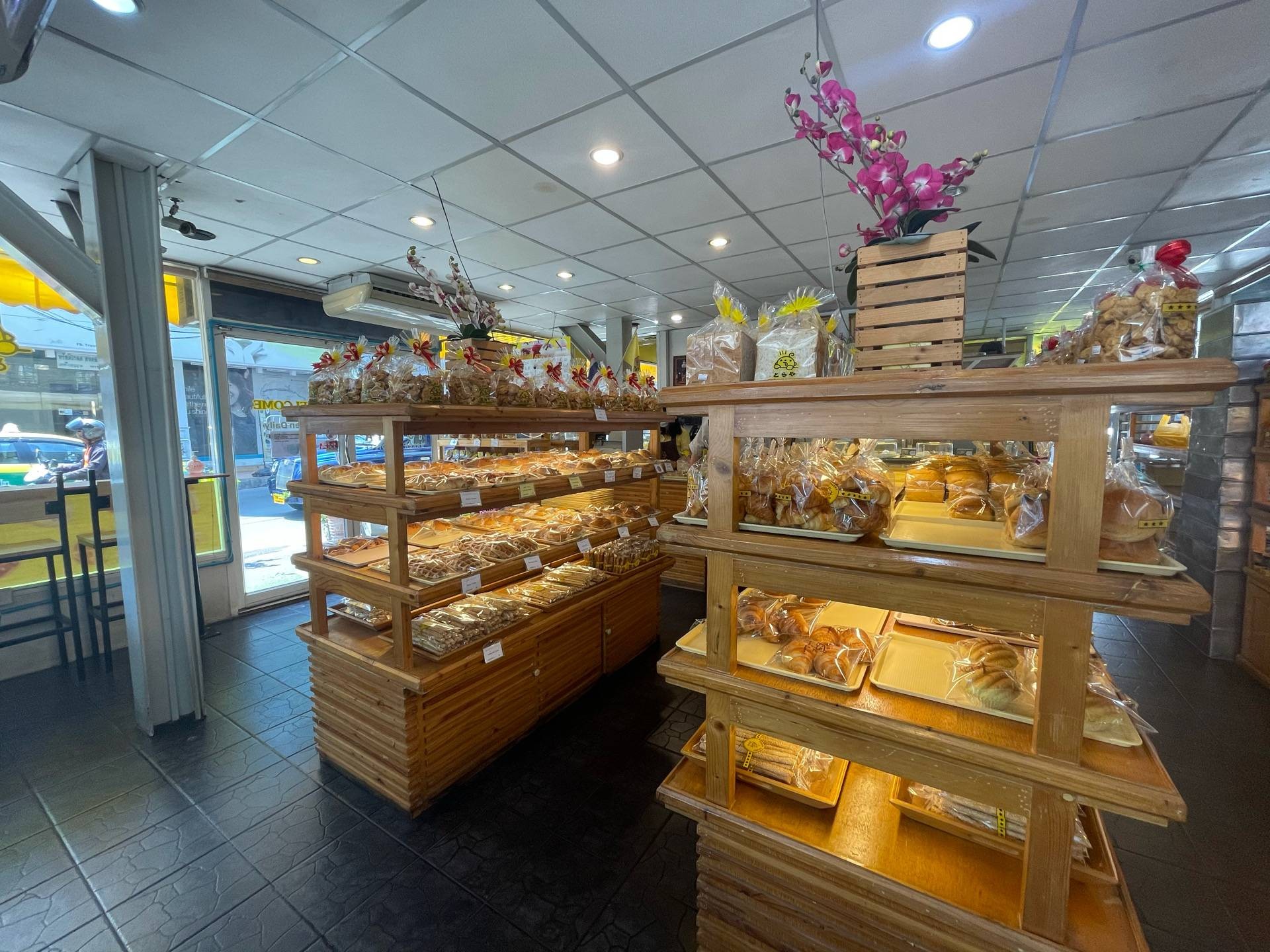 รีวิว Toraya Bakery Nihonmachi - ร้านขนมปังสไตล์ญี่ปุ่น อบร้อนๆ มีให้เลือกเยอะดี - Wongnai