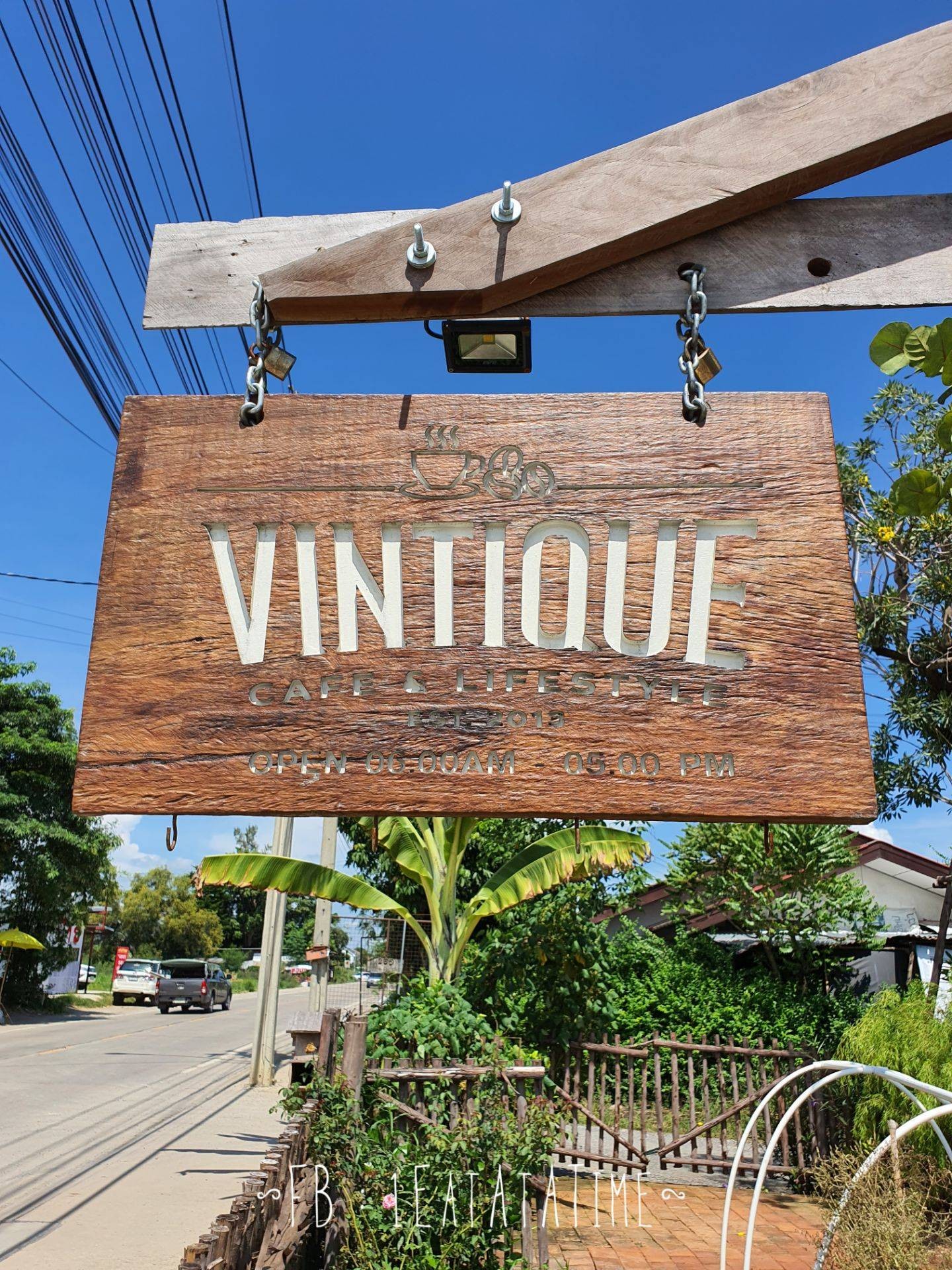 รีวิว Vintique Cafe & Lifestyle - คาเฟ่สุดชิล บรรยากาศริมทุ่ง