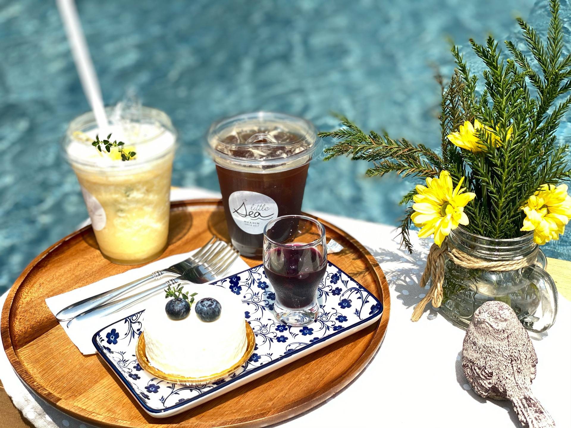 รีวิว little sea cafe ชะอำ - ลมเย็น เค้กอร่อย น้ำปั่นสดชื่น
