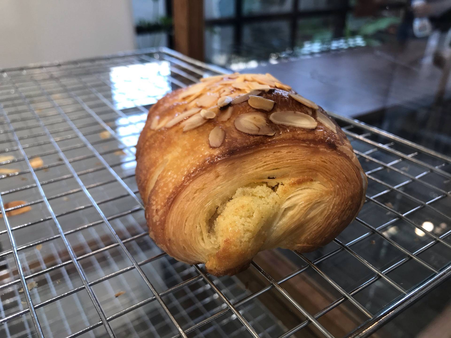 รีวิว One Two Two Coffee Bar ชลบุรี - Cafe มินิมอลขนมกาแฟได้