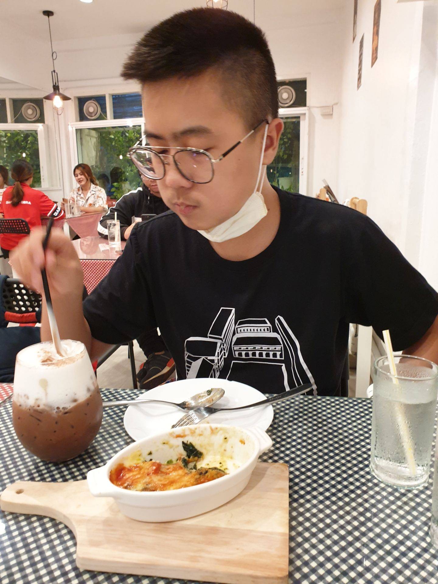 รีวิว Kitchen MOM Cafe - รสเลิศมากครับ ผักโขมอบชีส สปาเก็ตตี้กระเทียม ...