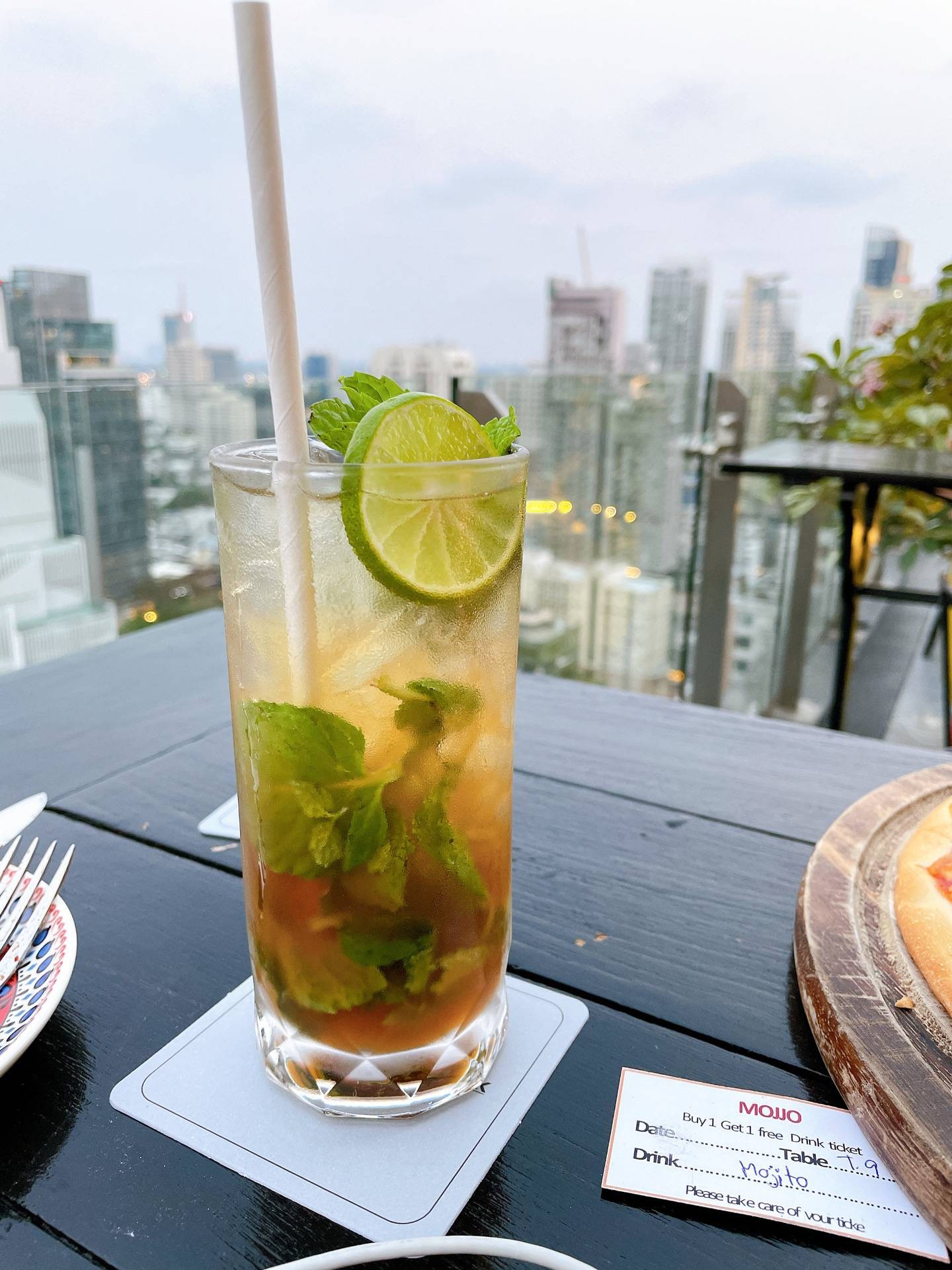 รีวิว Mojjo Rooftop Lounge Bar - บรรยากาศดี อาหารดี - Wongnai