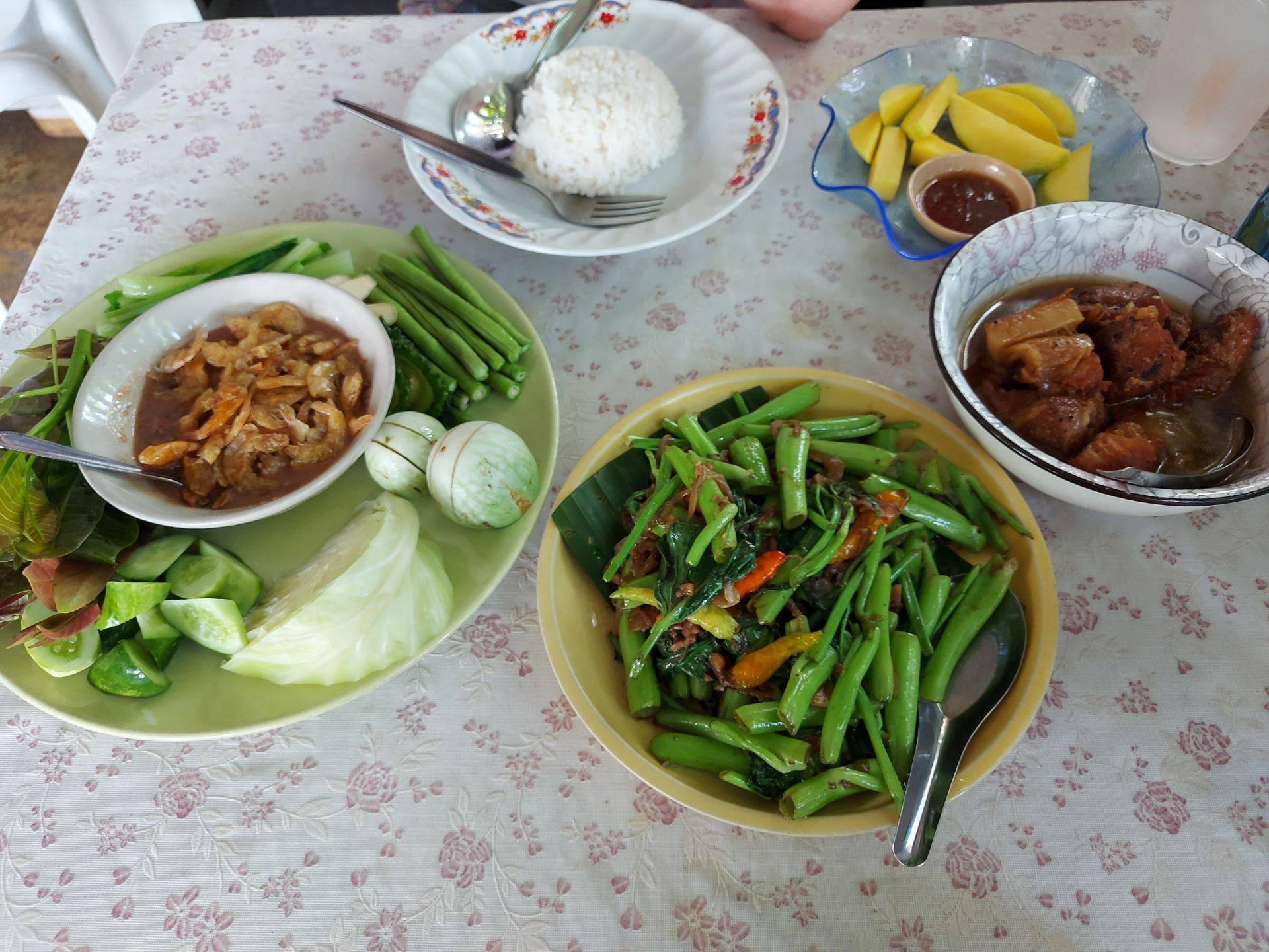 น้ำพริกกุ้งเสียบ หมูฮ้อง ผักบุ้งผัดเคย • ทั้งหมดรวมข้าวอีกสองจานน้ำ ...