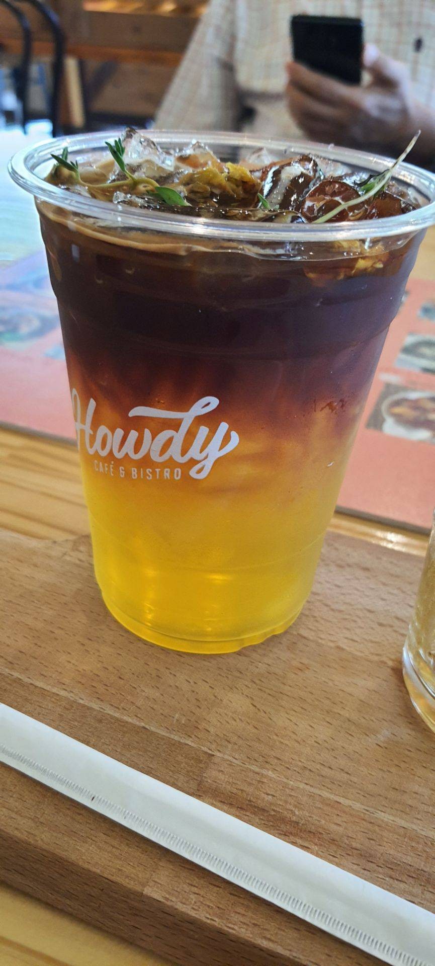 รีวิว Howdy Cafe&bistro - กาแฟผสมน้ำดอกเก๊กฮวยเข้ากันได้ดี แต่อาหารเฉยๆ ...