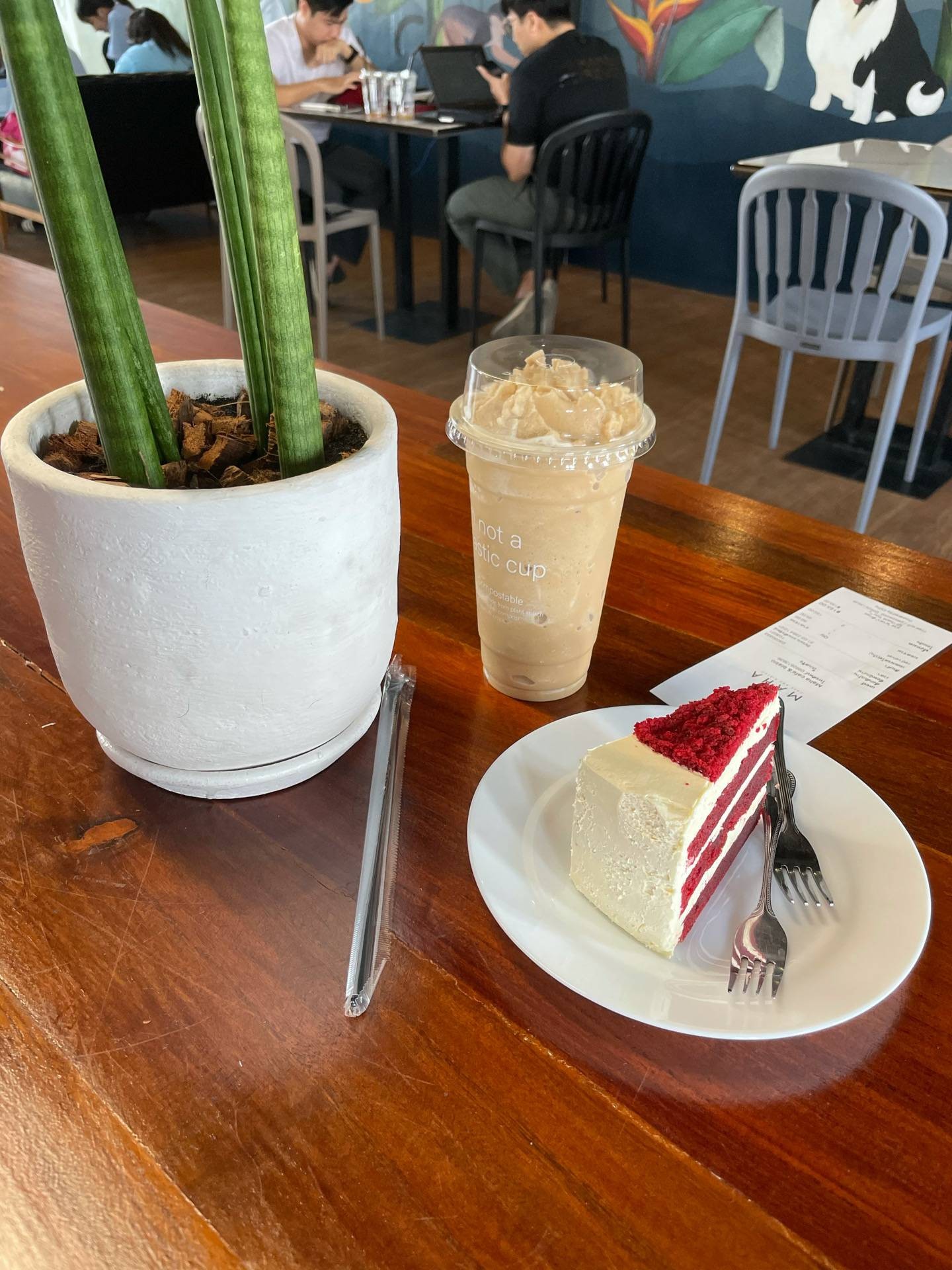 รีวิว Maha Cafe' & Bistro สระบุรี - คาเฟ่ที่ตกแต่งเต็มไปด้วยน้องหมา