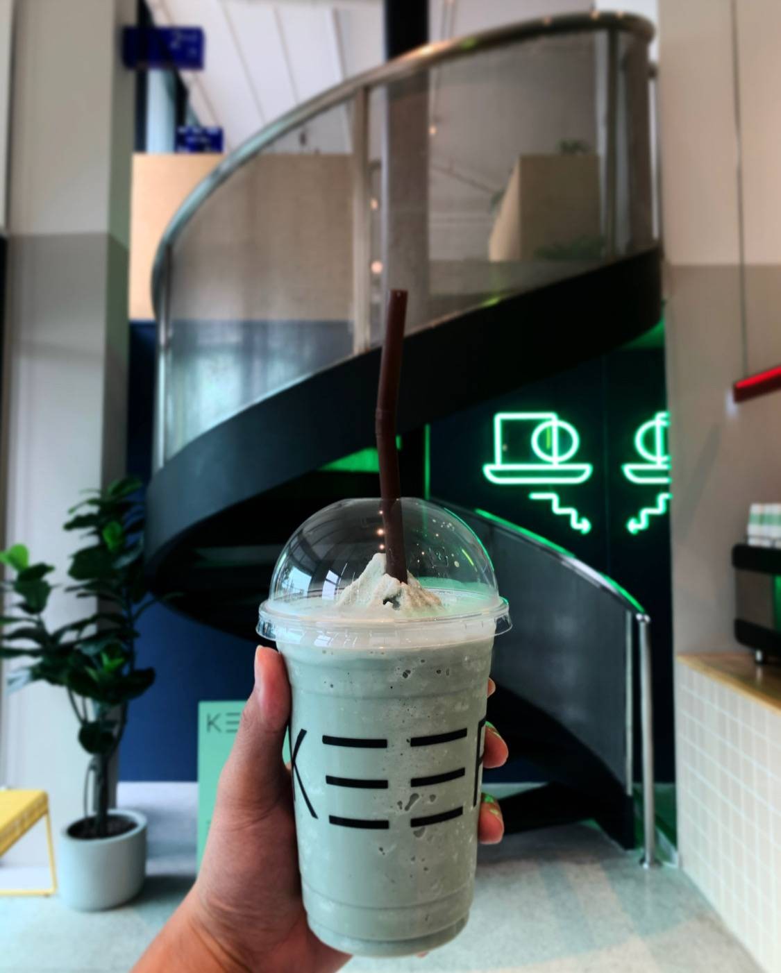 รีวิว Keeper Cafe @ attitude bu - ร้านสีสันน่ารัก สบายตามากๆ มีของอาร์ตๆให้ซื้อด้วย