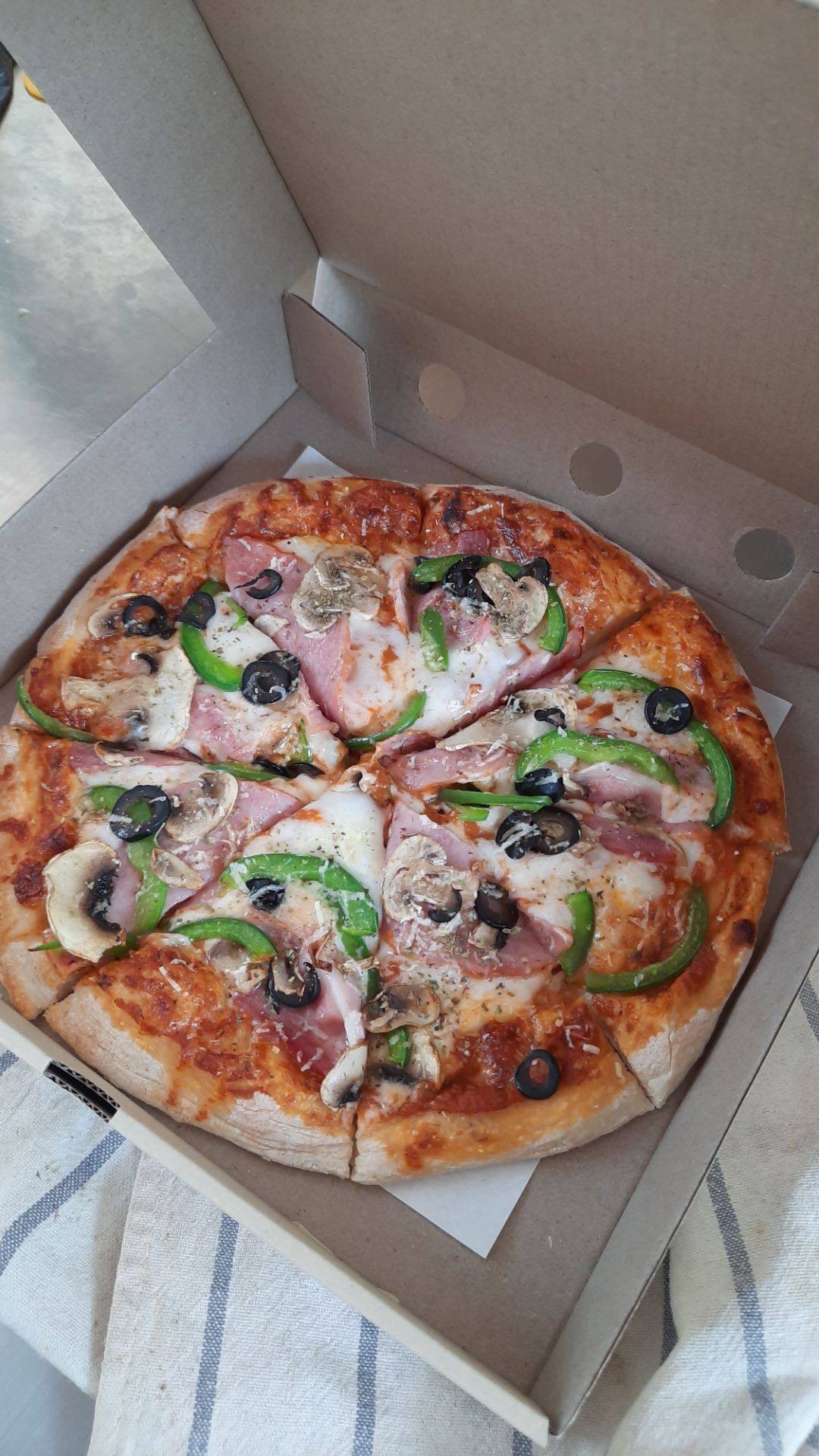 รีวิว FAKE PIZZA BKK - พิซซ่าอร่อยค่ะ แป้งบางเหนียวนุ่มกำลังดี มีโอกาส ...