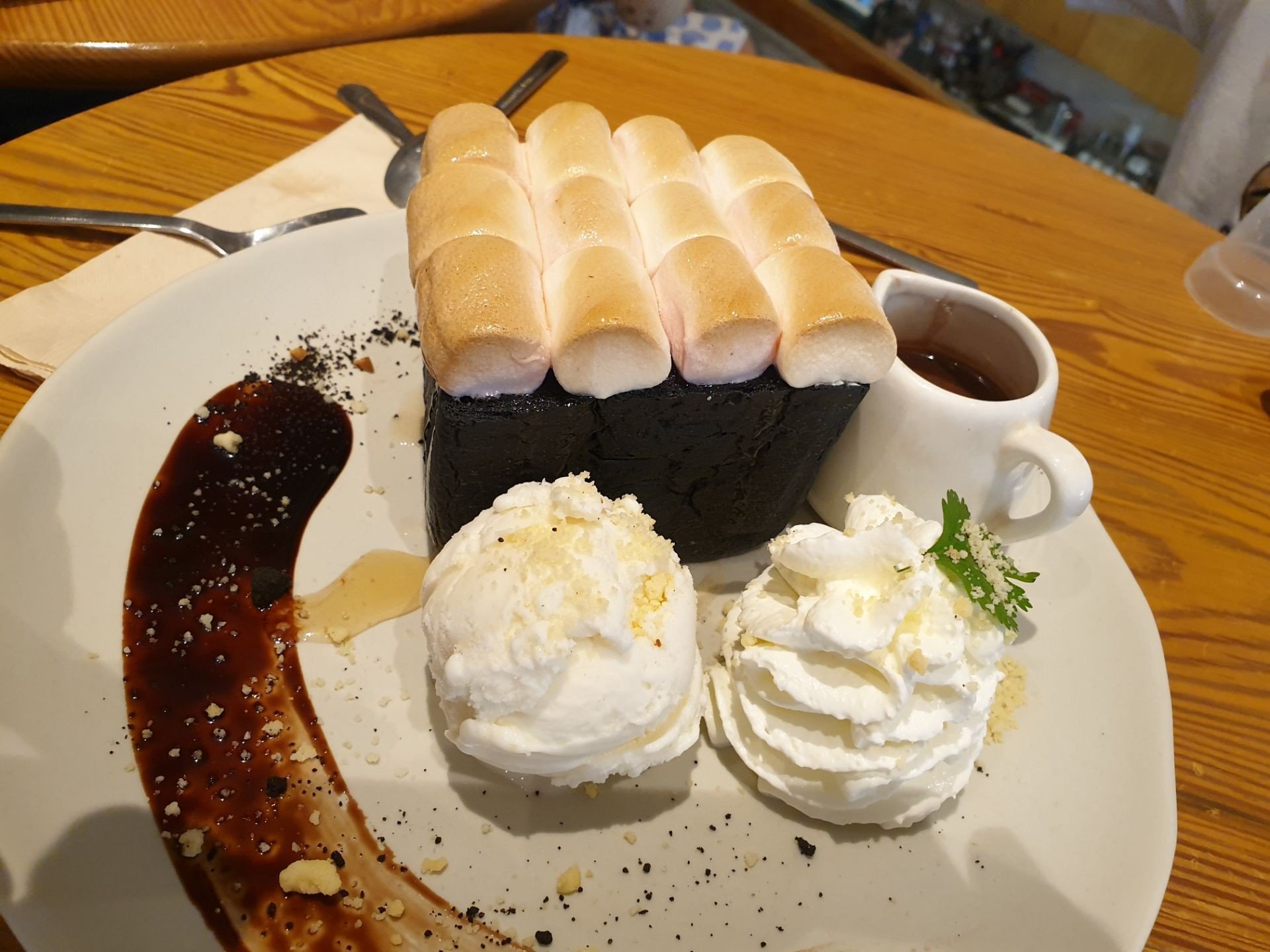 โทสต์ชาร์โคล มาร์ชแมลโลว์ ร้าน Kin Cafe' Lampang