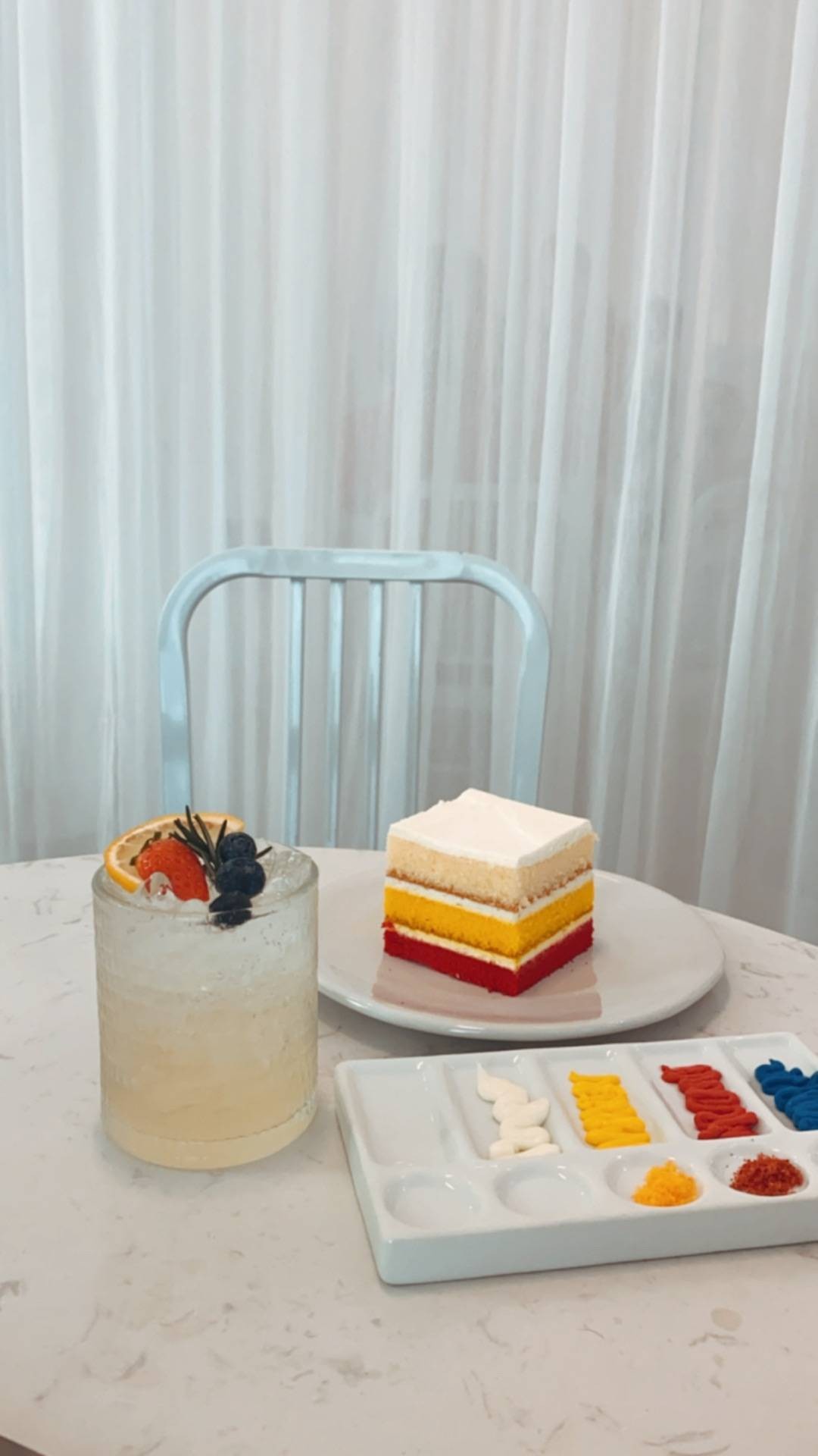 รีวิว FUN Cafe Bangkok มหาพฤฒาราม - คาเฟ่มินิมอลเก๋ๆ ไฮไลท์คือวาดหน้า ...