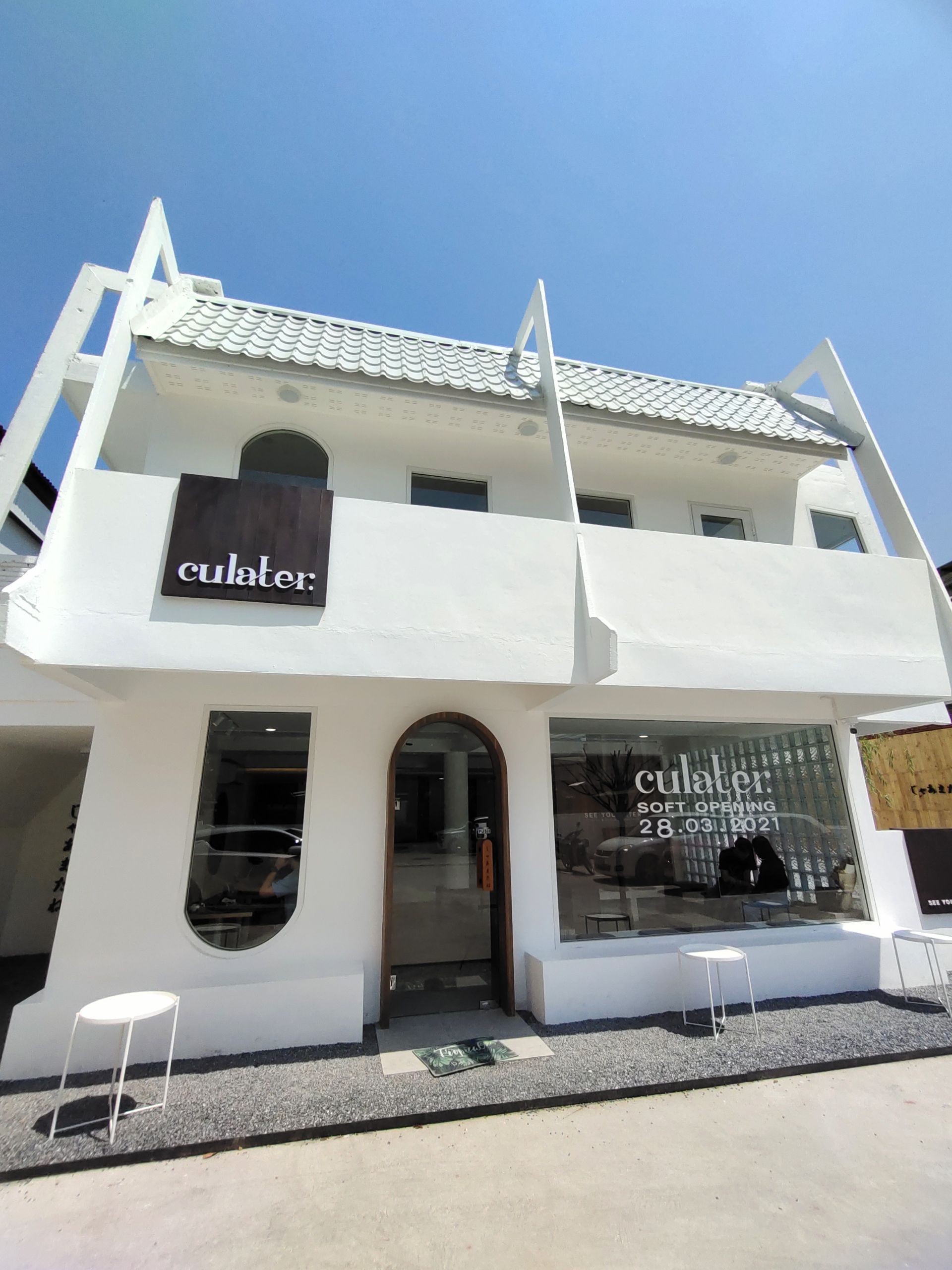 รีวิว Culater Cafe & Workshop สันติธรรม - ร้านสวย สีขาว มีที่จอดรถด้านหน้า