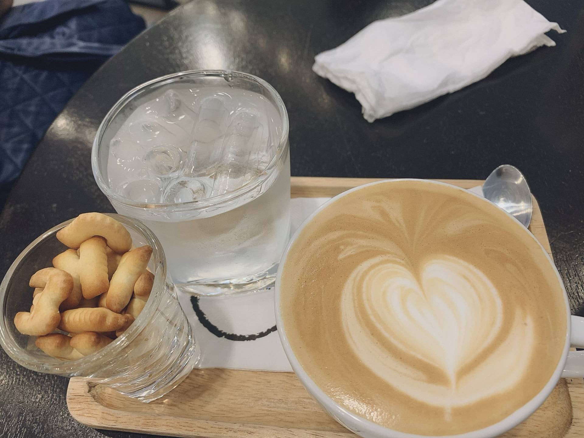 รีวิว Biz Cafe’ - แม้ที่จะแคบแต่คนขายน่ารักก็พอ