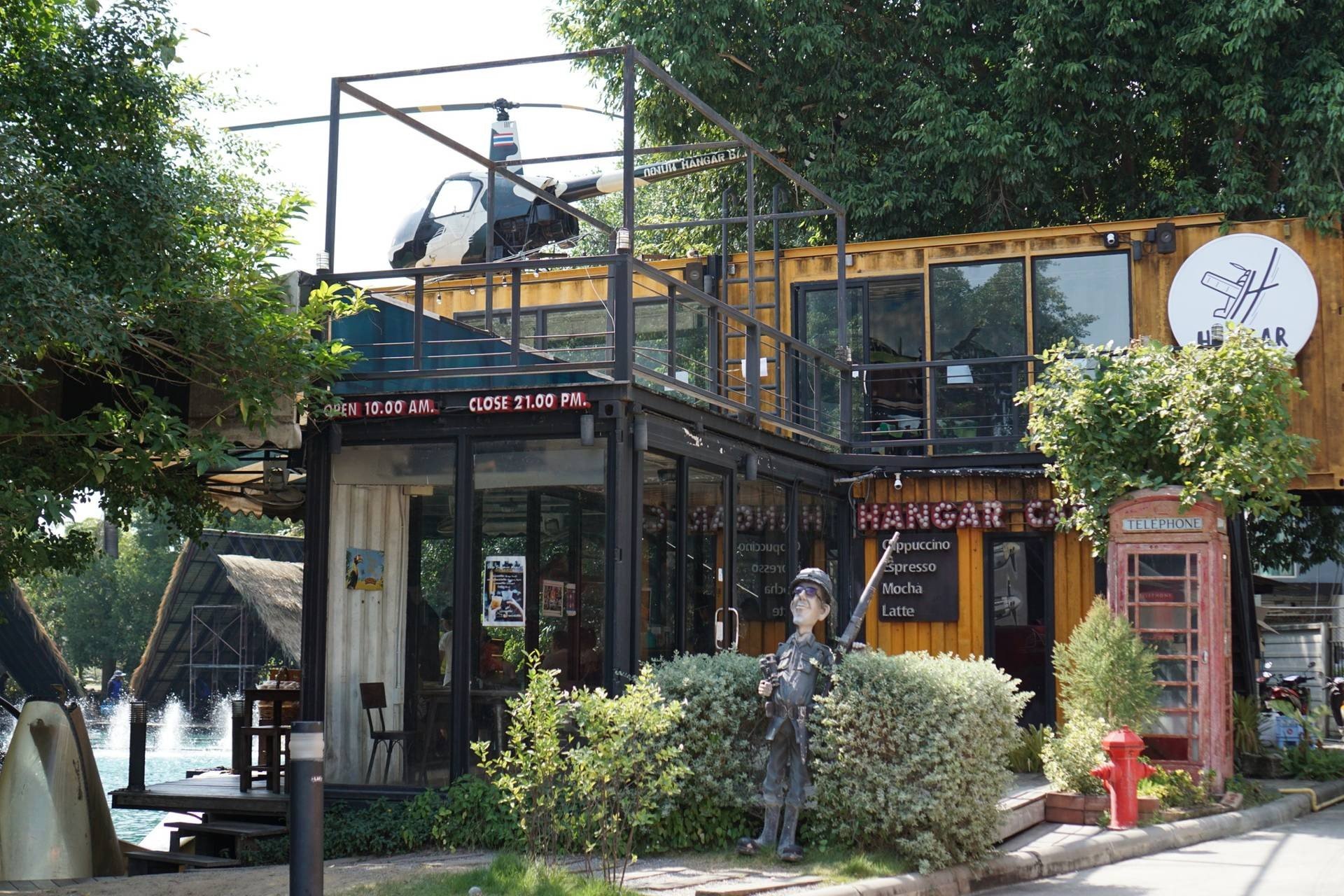 รีวิว Hangar Cafe' - จุดเด่นที่สระน้ำสีฟ้าเขียว เครรื่องบิน - Wongnai