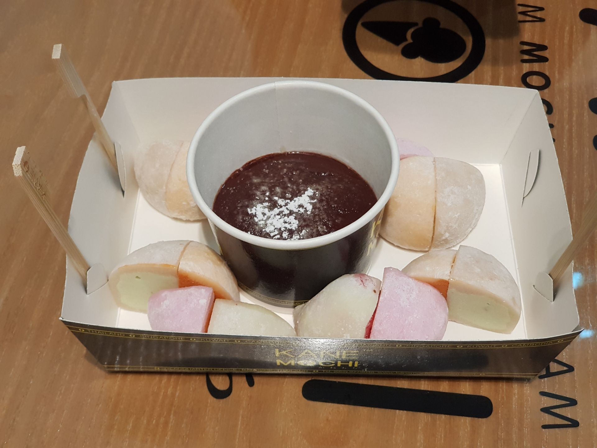 รีวิว Kanemochi เซ็นทรัล ปิ่นเกล้า - โมจิไอศครีมเหนียวนุ่มอร่อย