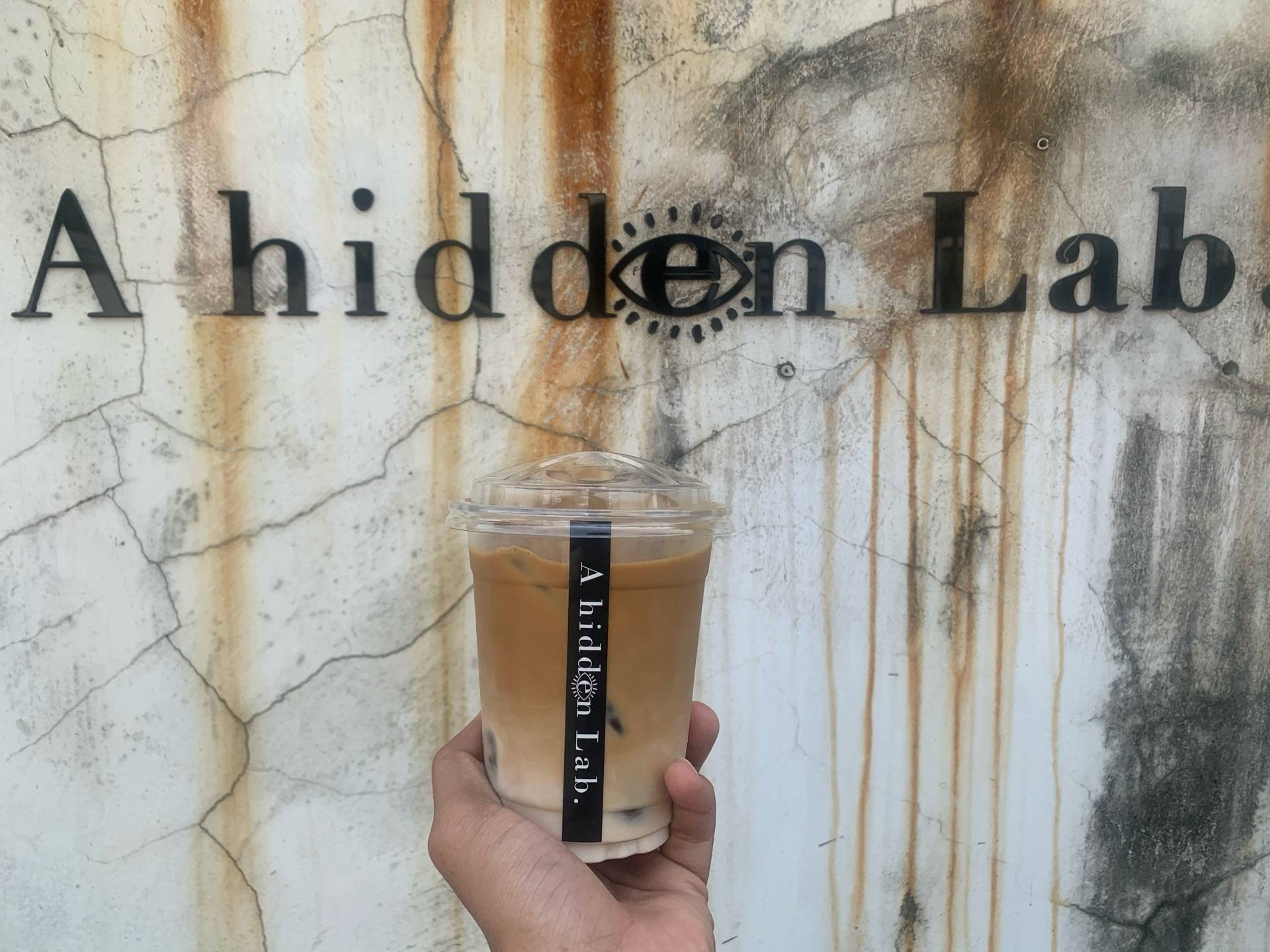 รีวิว A Hidden Lab - ชอบสไลต์การแต่งร้านมาก ดิบๆ เถื่อนๆ