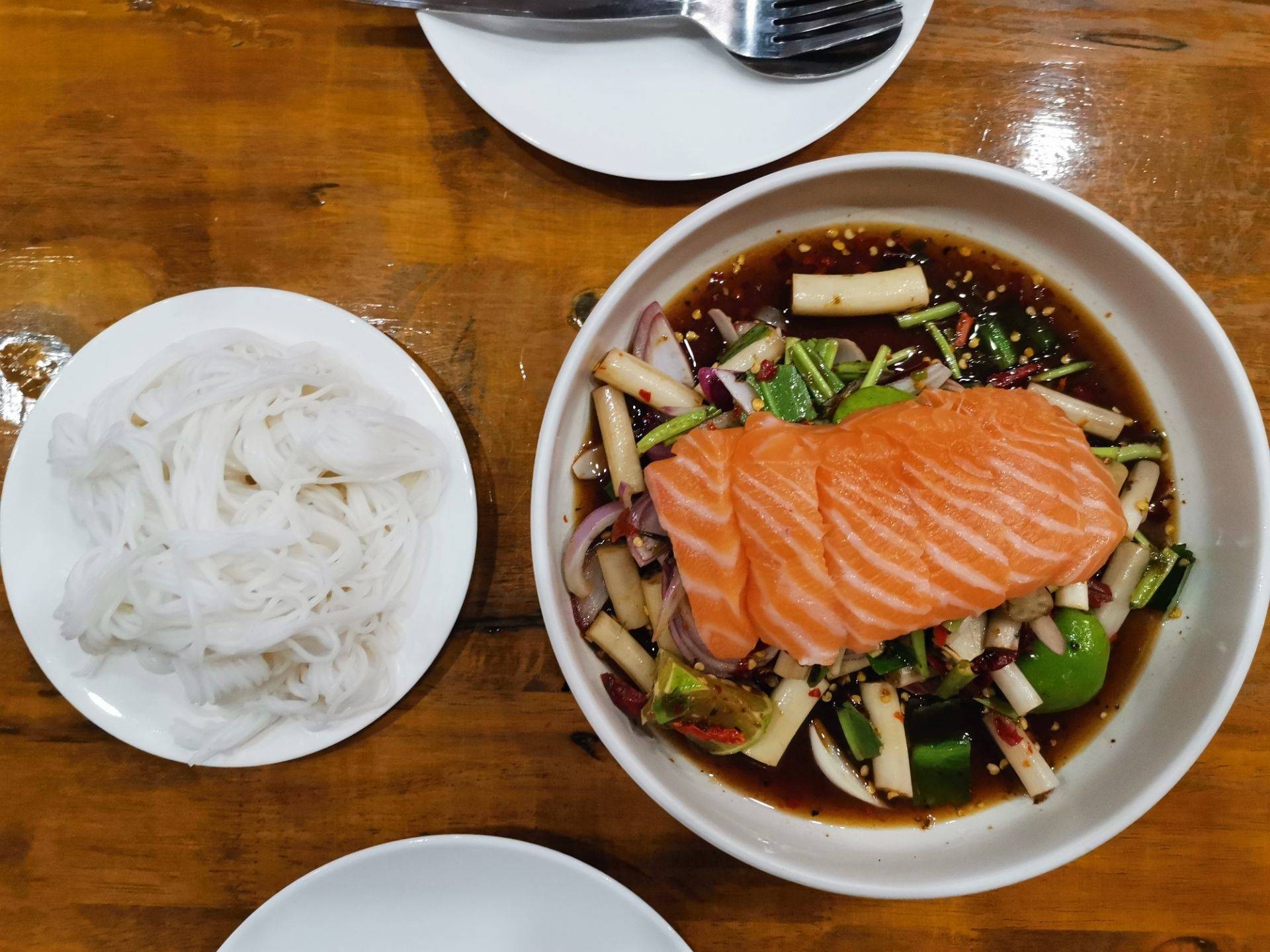 รีวิว เครื่องยำ ร้านยำ เมืองทองธานี คอสโมบาซาร์ - ยำแซลมอนเพิ่มไหลบัว ...