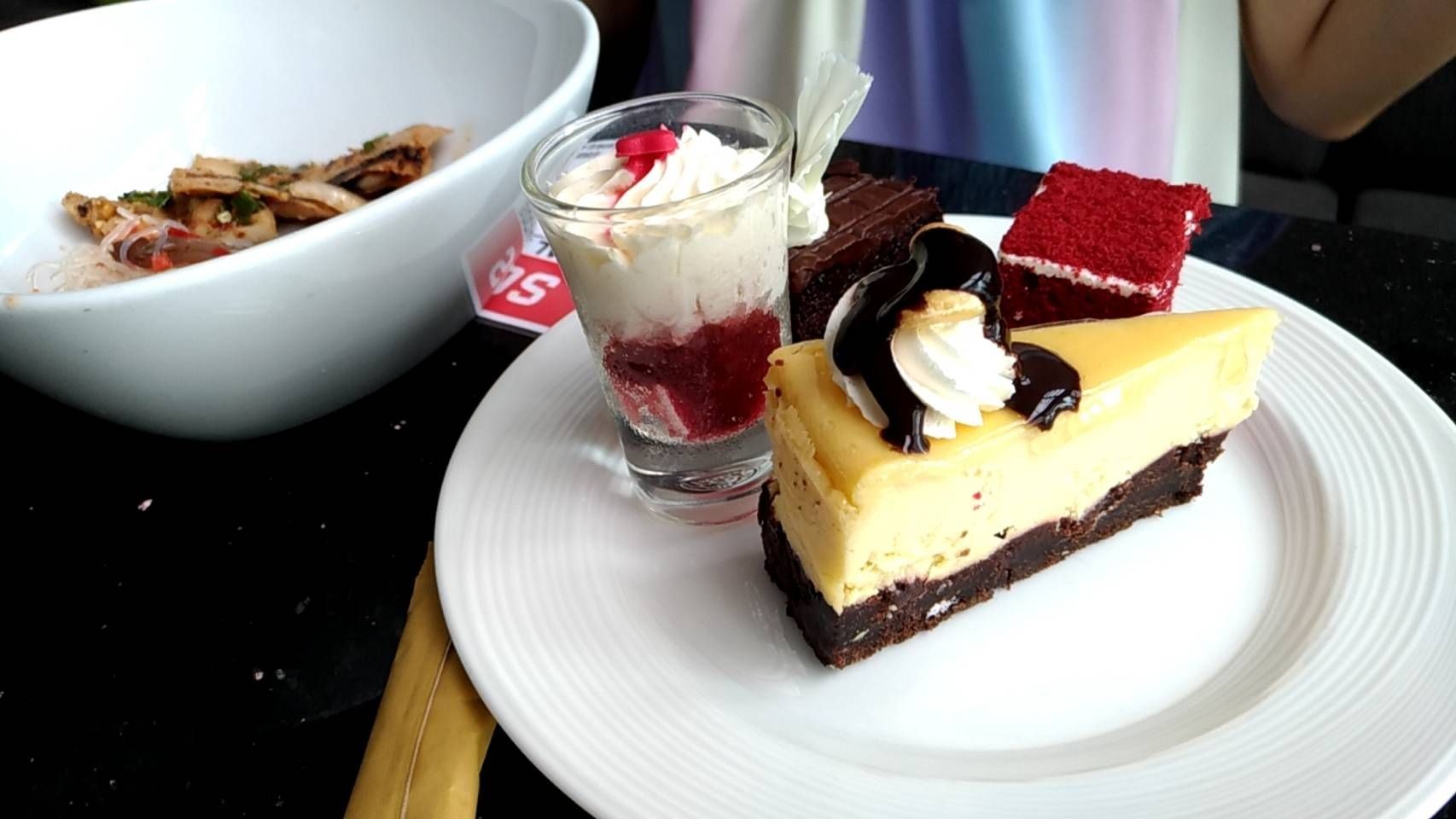 เค้กและขนมหวาน • อร่อ ยทุกอย่าง หวานน้อย ร้าน Zeta Cafe โรงแรมฮอลิเดย์ ...