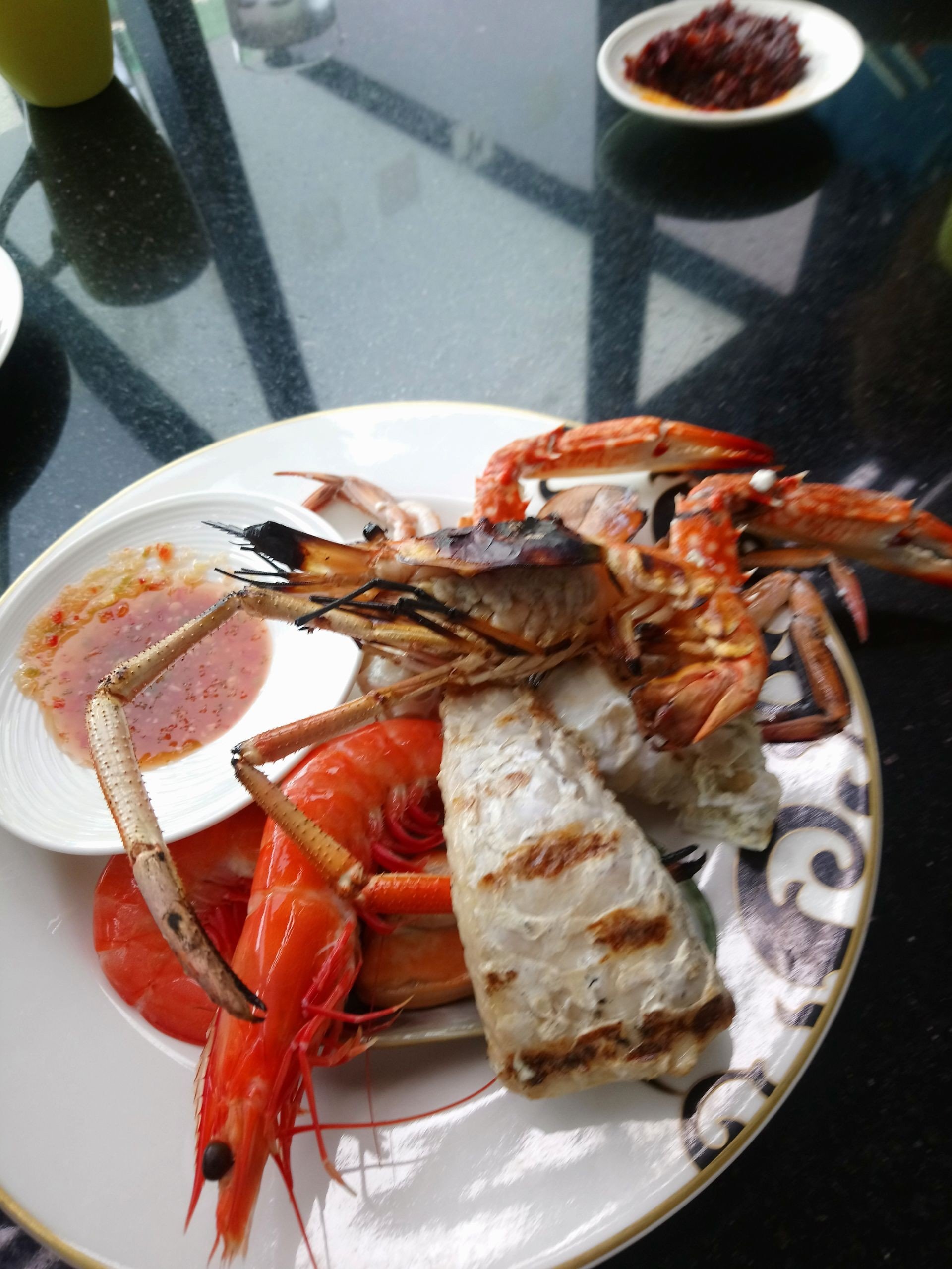 ซีฟู้ดต่างๆ • ปลาย่าง, กุ้งเผา, ปู+กุ้งนึ่ง สดดี ร้าน Zeta Cafe โรงแรม ...