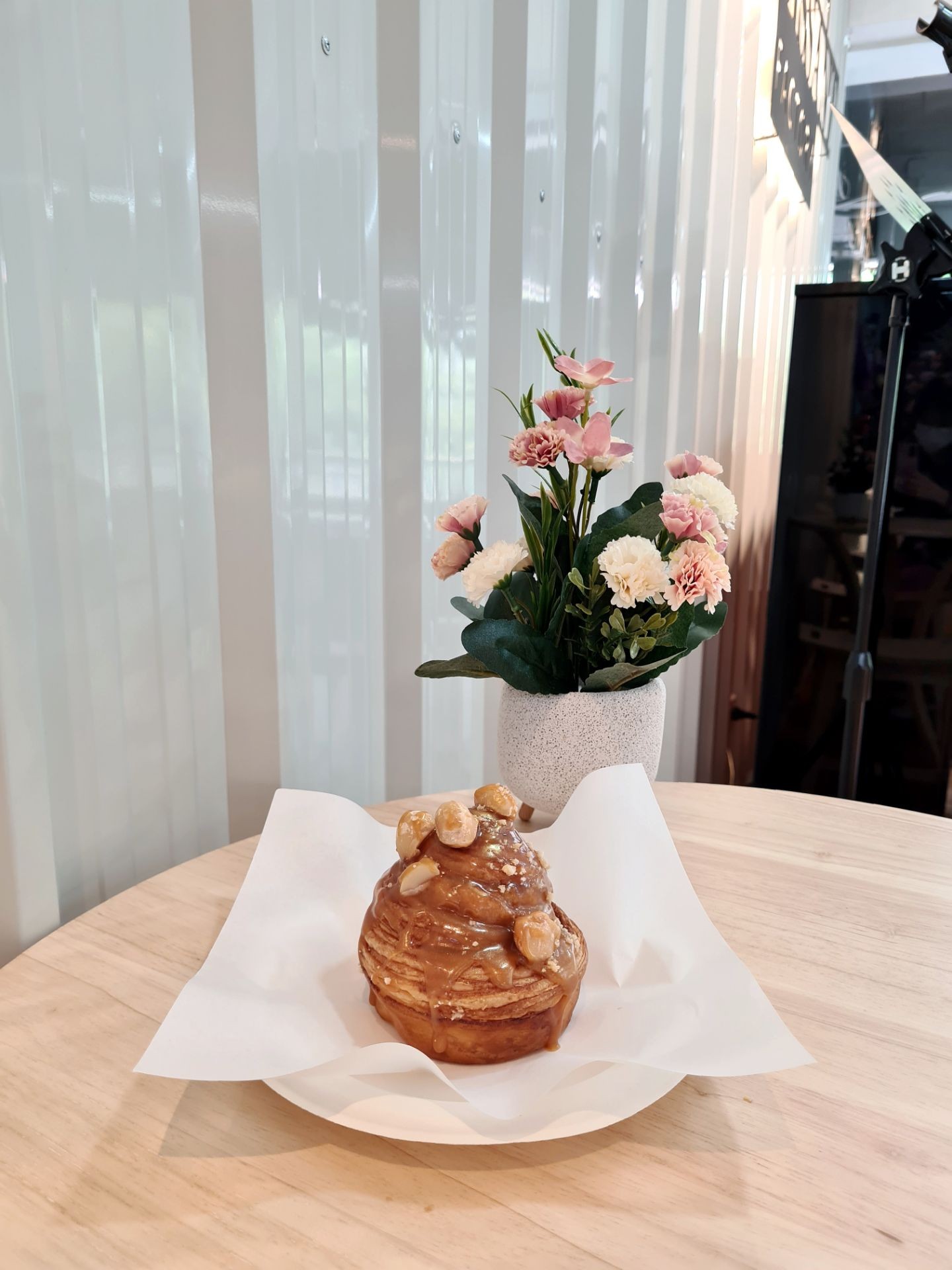 Macadamia Caramel Cruffin ร้าน Croissant Factory Croissant Factory ...