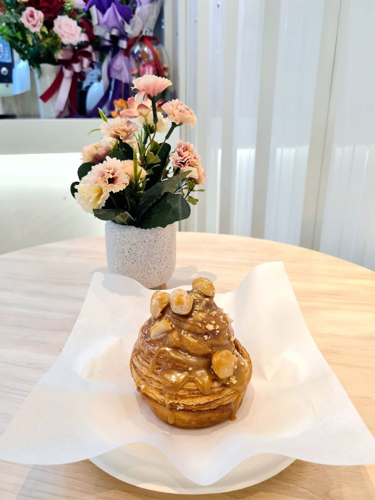 Macadamia Caramel Cruffin ร้าน Croissant Factory Croissant Factory