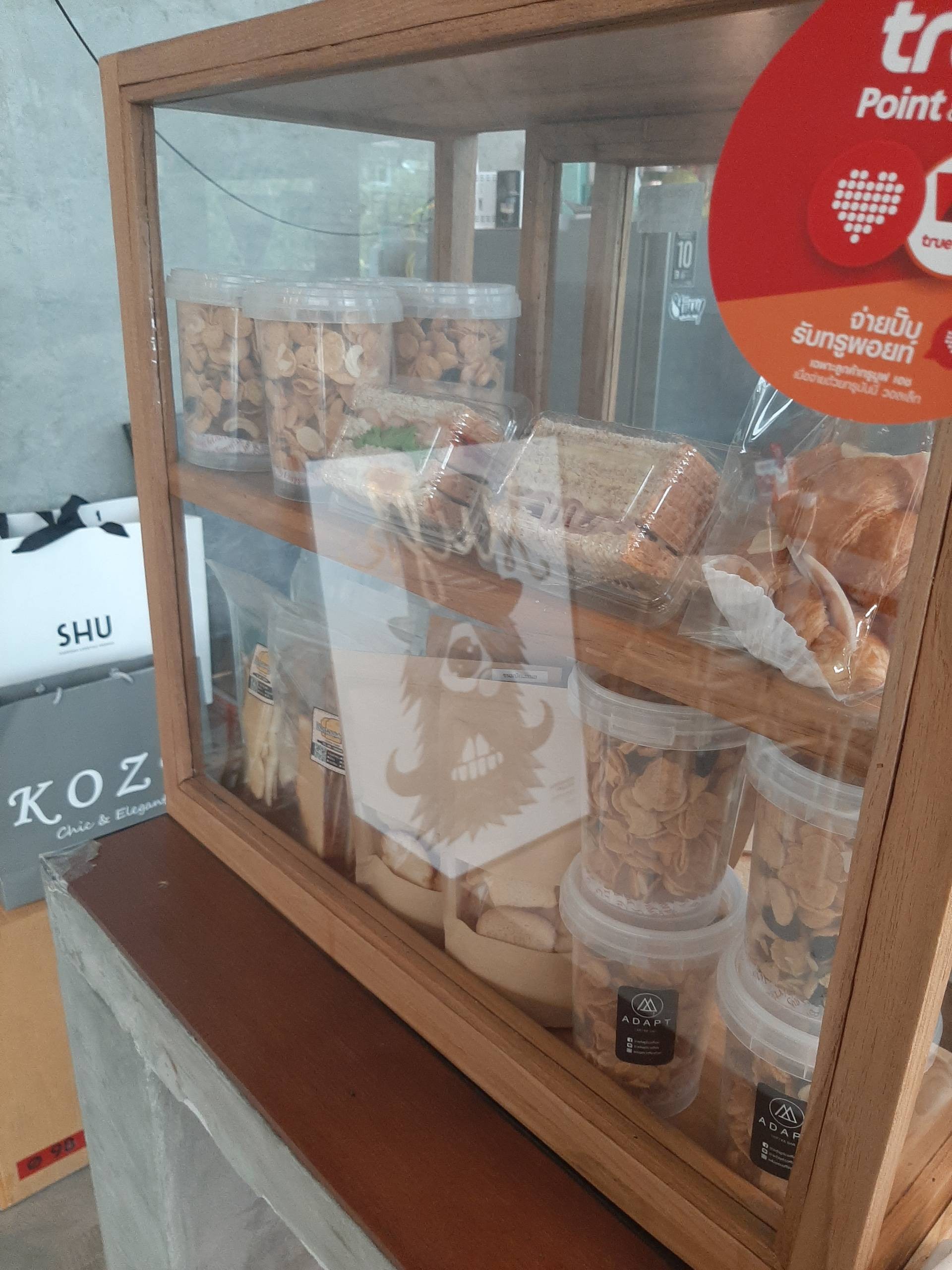 รีวิว ADAPT COFFEE BAR PATTANAKARN พัฒนาการ - กาแฟอร่อย ขนมในร้านเยอะ ...