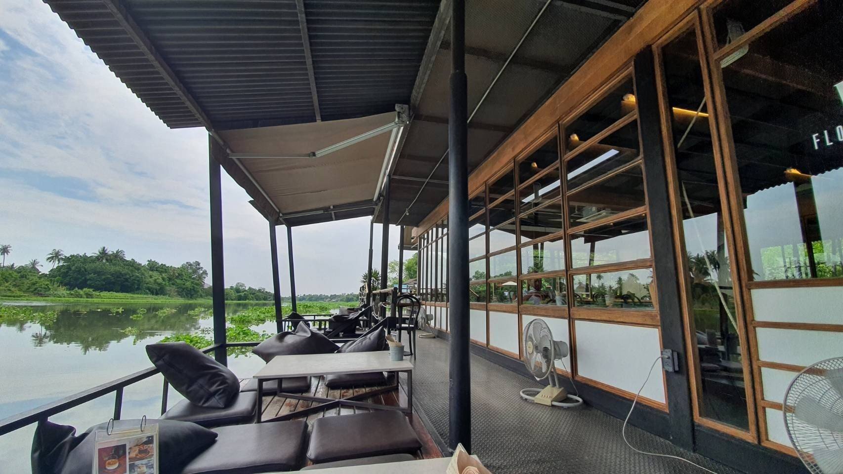 รีวิว RIVA Floating Cafe ปานเทวี ริเวอร์ไซด์ รีสอร์ท แอนด์ สปา - คาเฟ่ ...