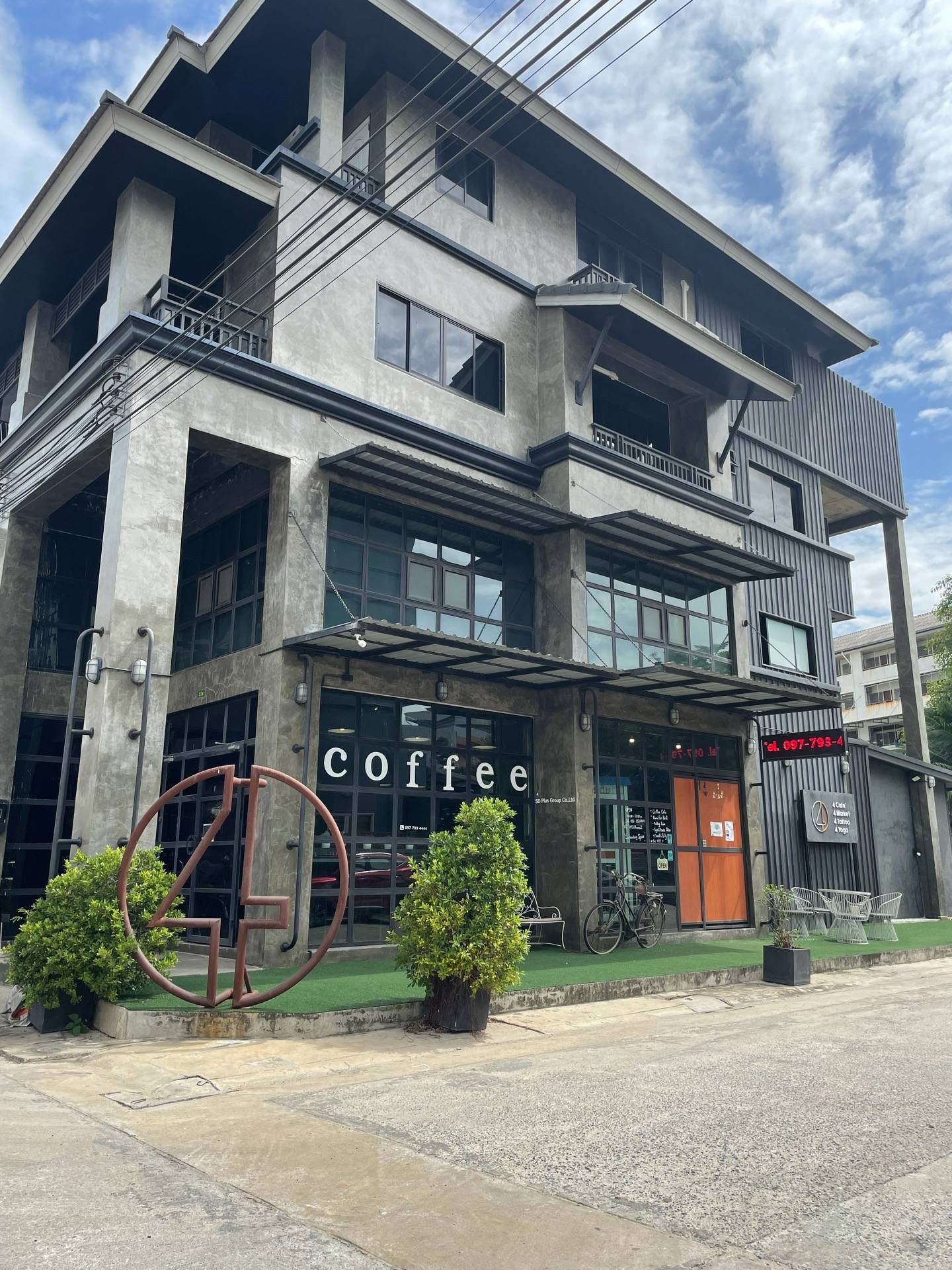 รีวิว FOUR Cafe - ร้านกาแฟที่ตกแต่งด้วยของสะสม