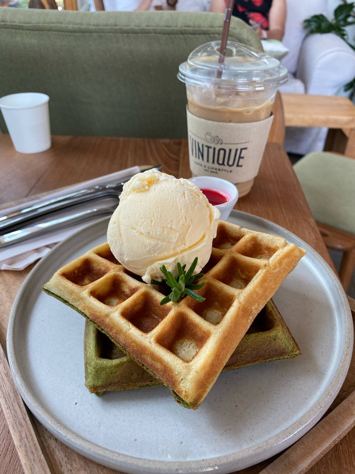 รีวิว Vintique Cafe & Lifestyle - ร้านกาแฟบรรยากาศน่ารัก เต็มไปด้วยของ ...