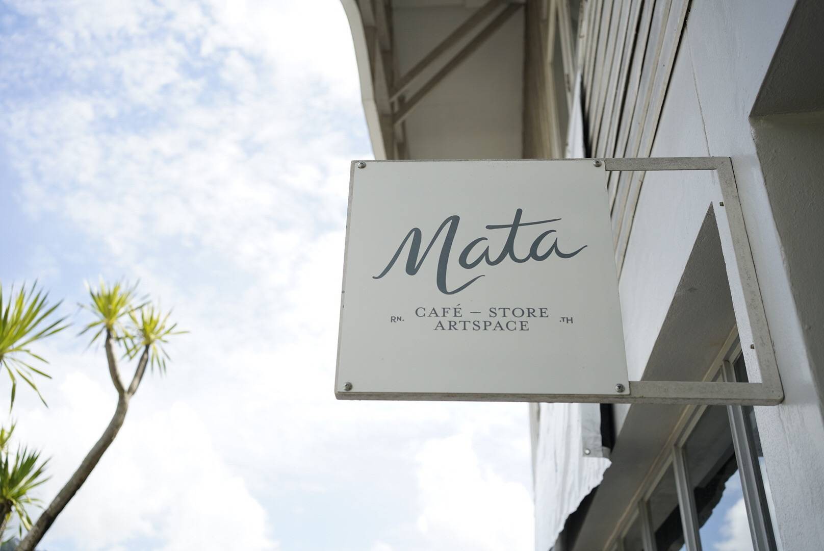 รีวิว Mata Cafe - Store & Artspace - คาเฟ่โทนขาว โดดเด่น และอารมณ์ดี