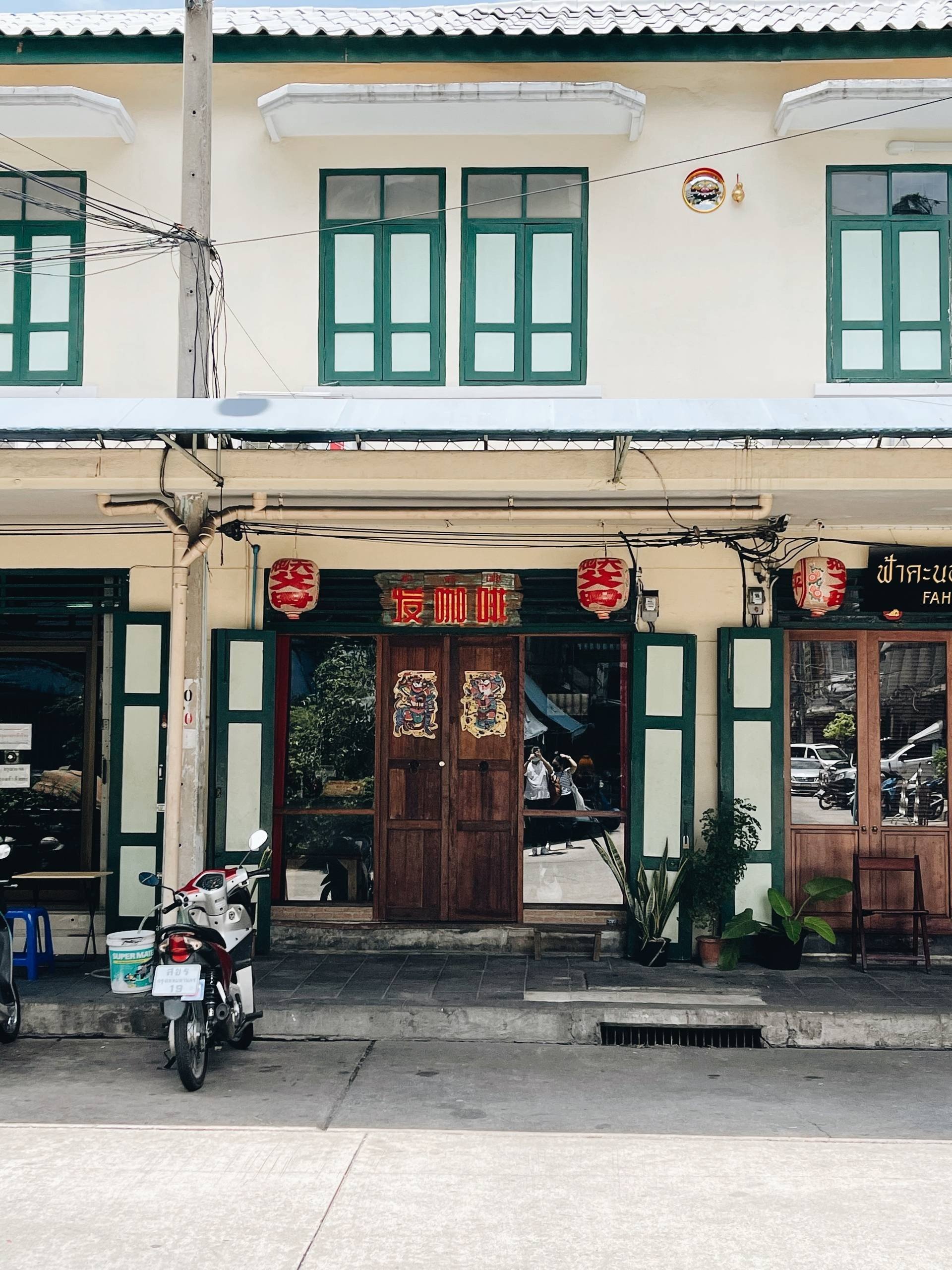 รีวิว ฟาคาเฟย Fa Ka Fei สวนมะลิ - Fa Ka Fei โรงเตี๊ยมน้ำชาที่เป็นอาร์ตแกลเลอรีและเป็นมิตรกับสุนัข