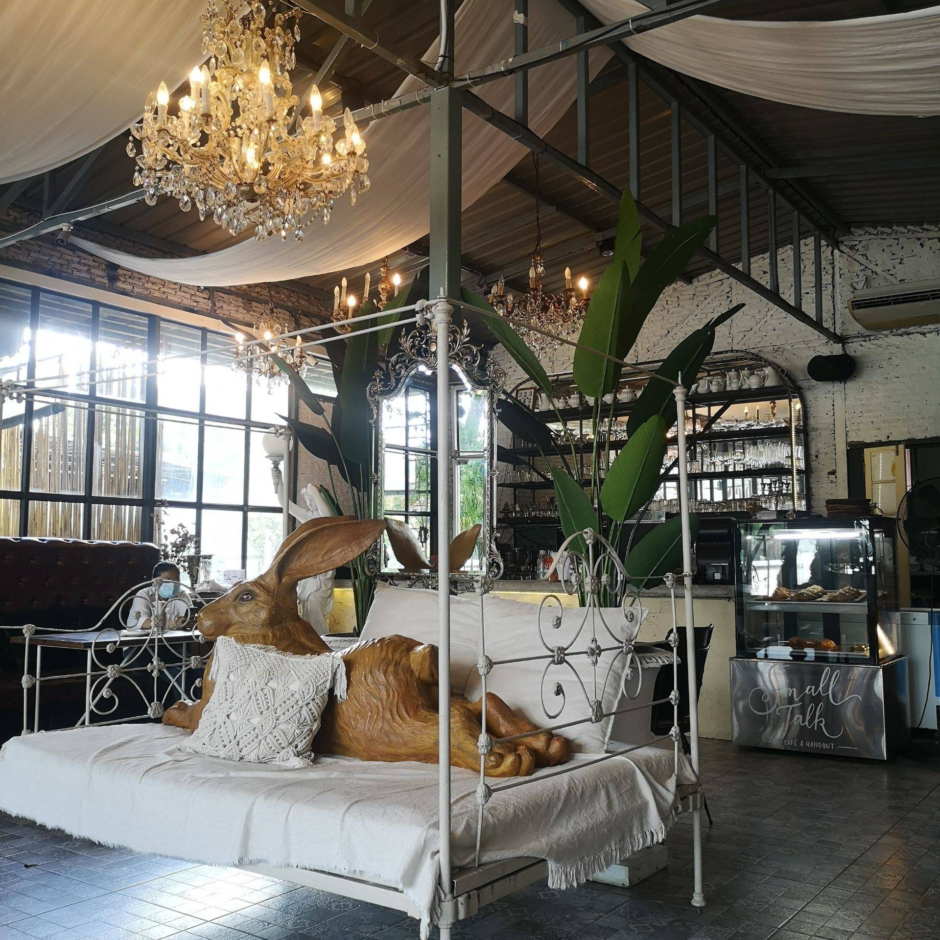 รีวิว Small Talk Cafe & Hangout - มาถ่ายรูปสวยๆที่นี่เลยค่ะ