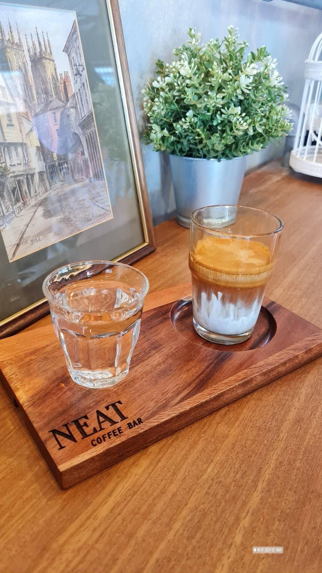 รีวิว Neat Coffee Bar - Neat Coffee Bar แถวๆศาลเจ้าพ่อเสือ เมล็ดกาแฟดีมากๆ